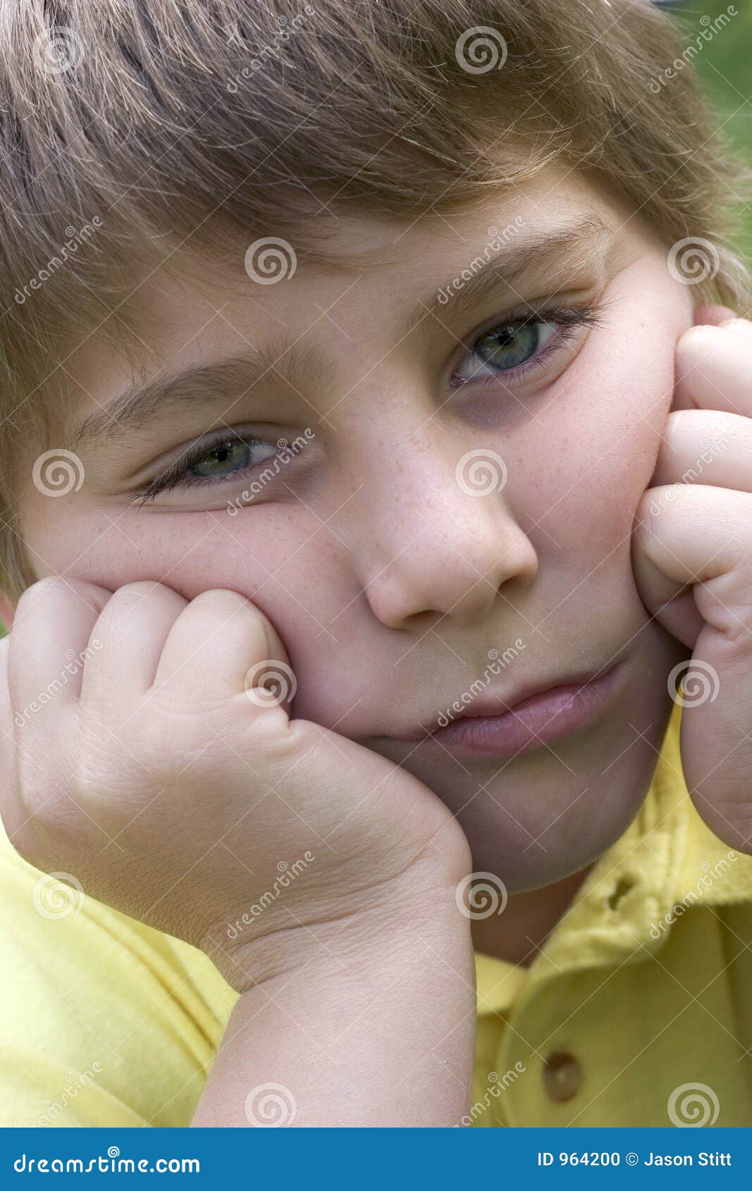 Enfant triste photo stock. Image du visage, mains, ennui - 964200