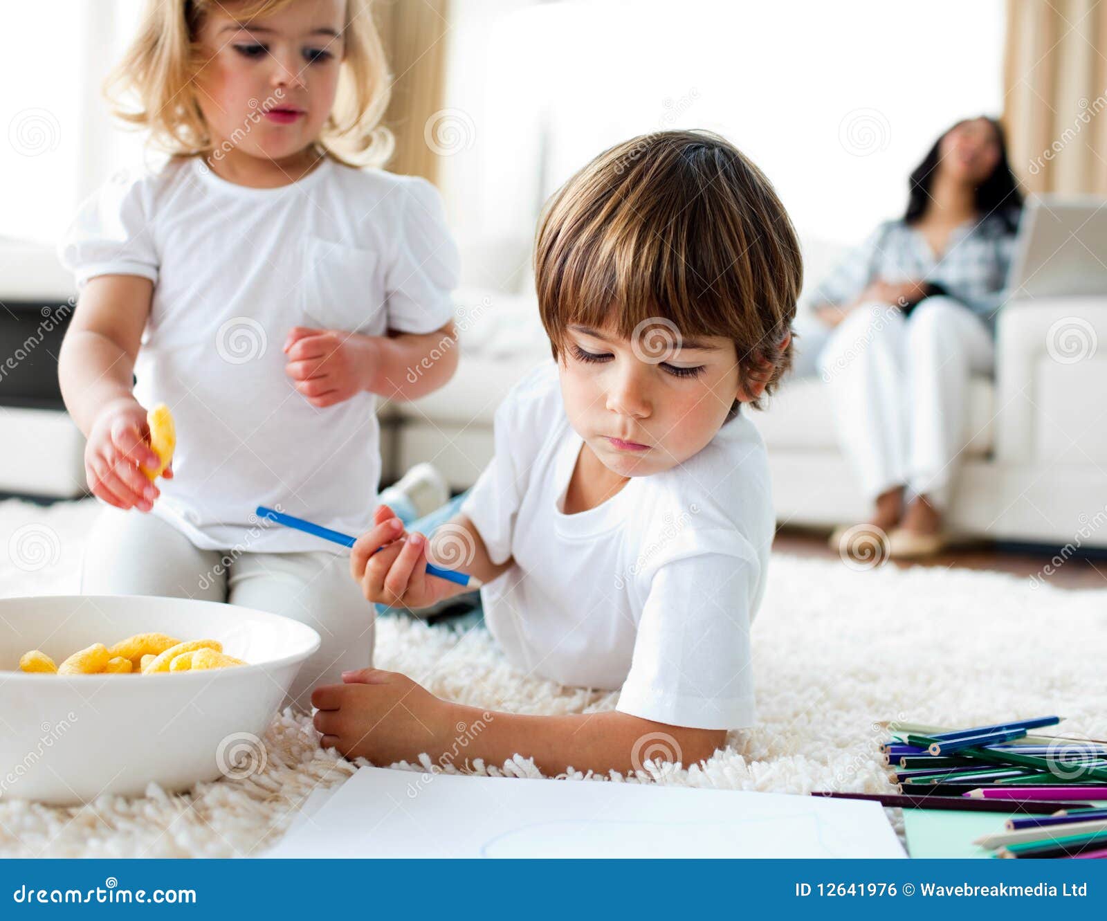 Enfants Adorables Mangeant Des Puces Et Le Dessin Photo stock - Image ...