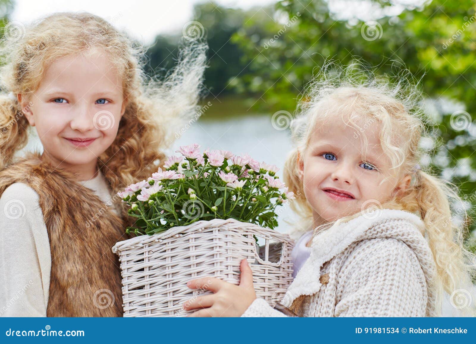 Enfants Avec Des Fleurs Dans Le Jardin Photo stock - Image du normal ...