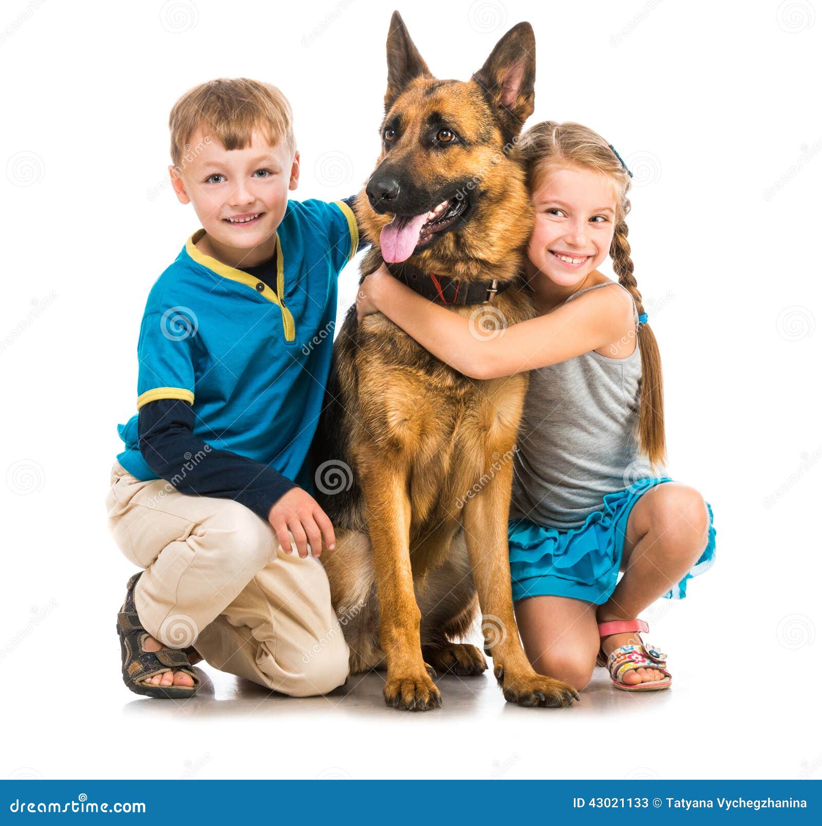 Enfants Avec Un Chien De Berger Image stock - Image du heureux ...