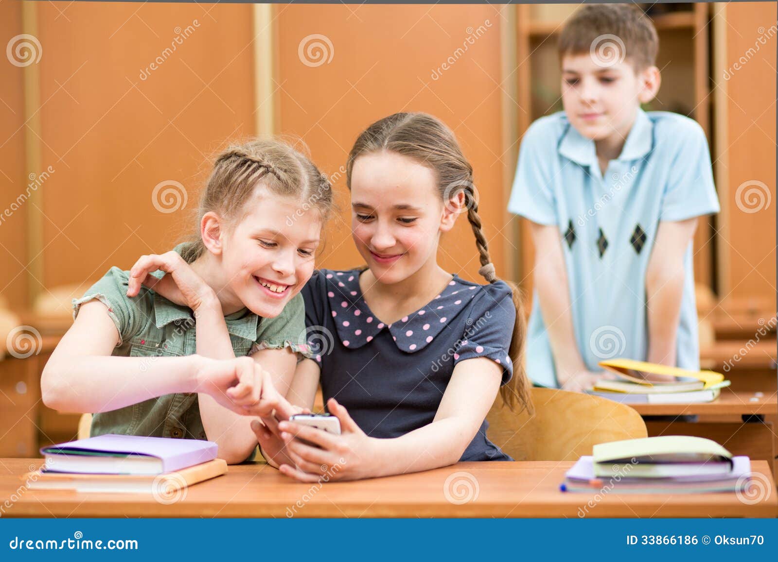 Enfants Décole Avec Des Téléphones Portables Dans La Salle De Classe