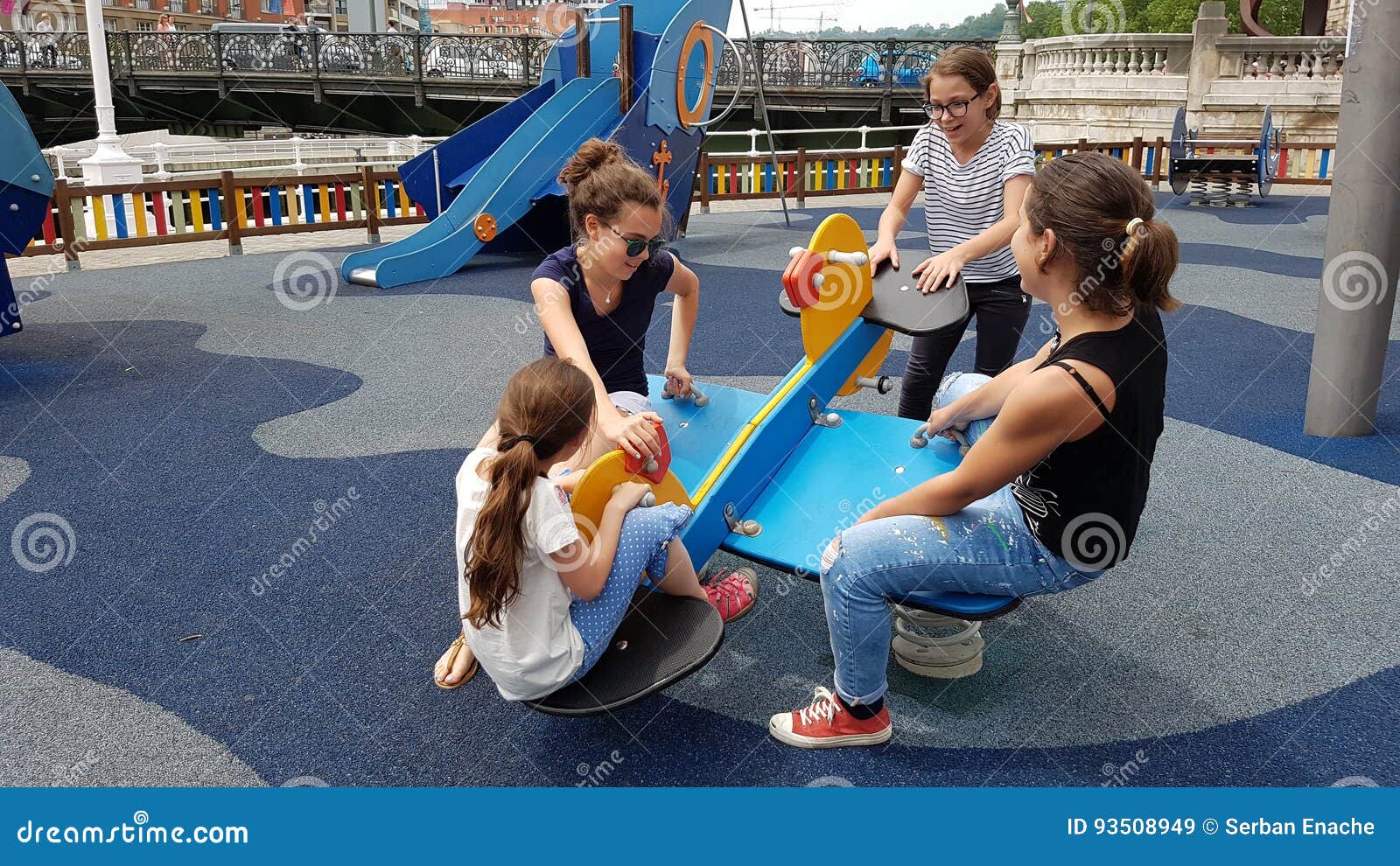 Enfants Dans La Cour De Jeu Image stock - Image du adolescents, journée ...