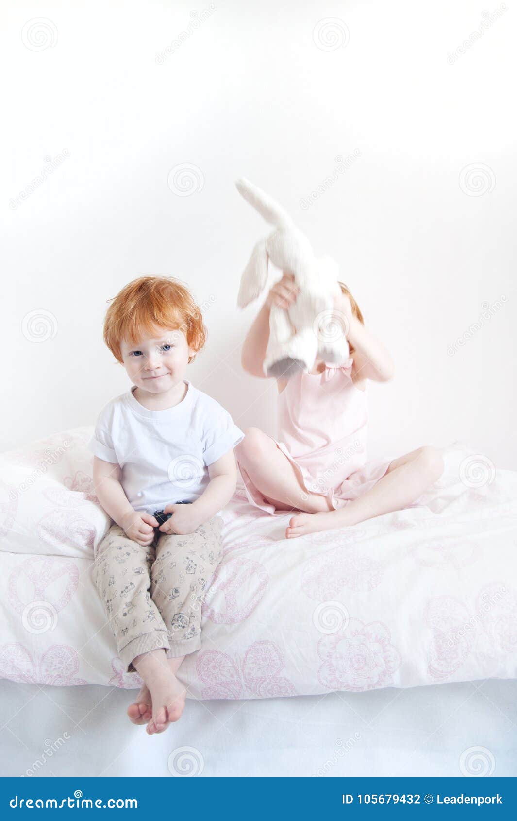 Enfants de roux photo stock. Image du russe, frère, blanc - 105679432