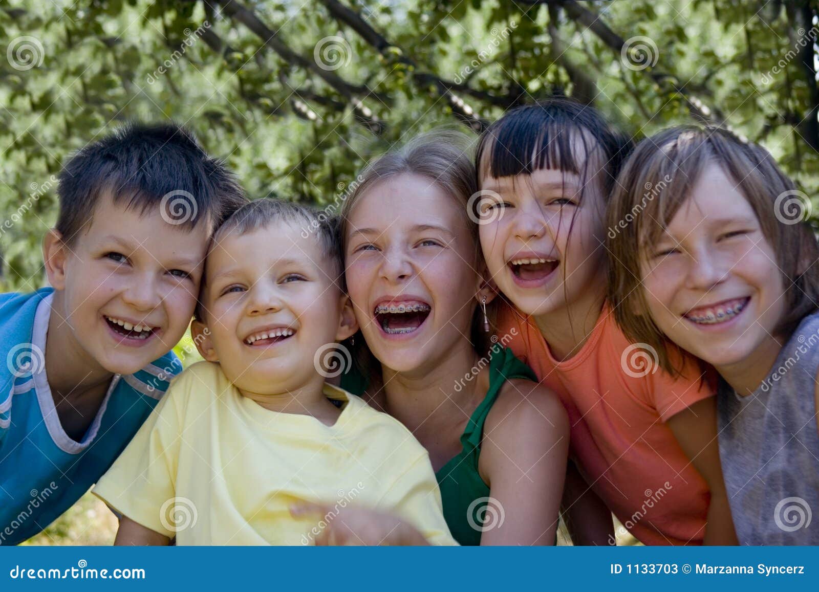 Enfants de sourire image stock. Image du cœur, enfants - 1133703