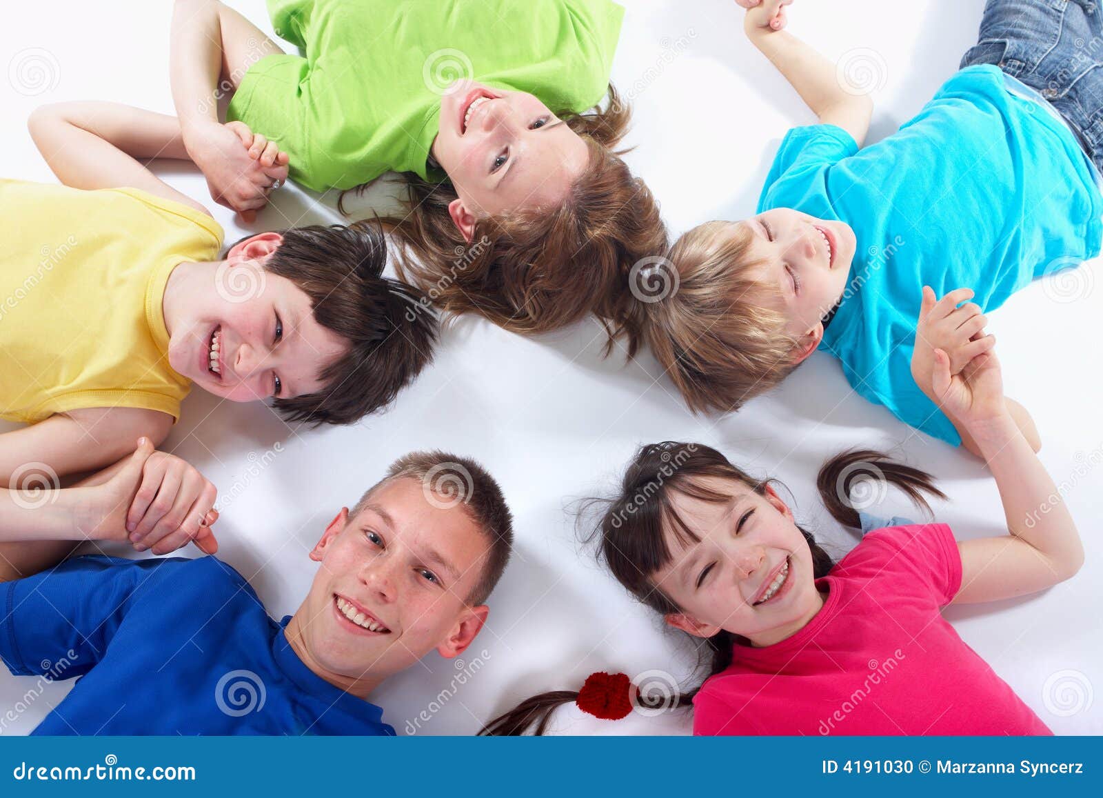 Enfants heureux photo stock. Image du grimaces, fond, pose - 4191030