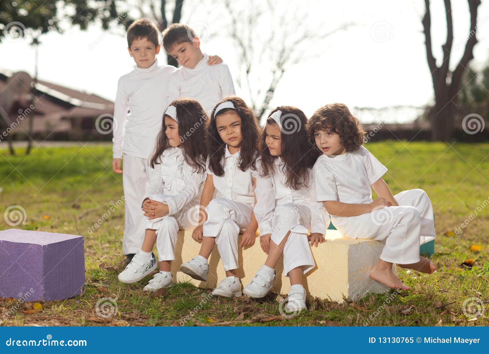 Enfants Heureux Dans Le Blanc Image stock - Image du beau, robe: 13130765