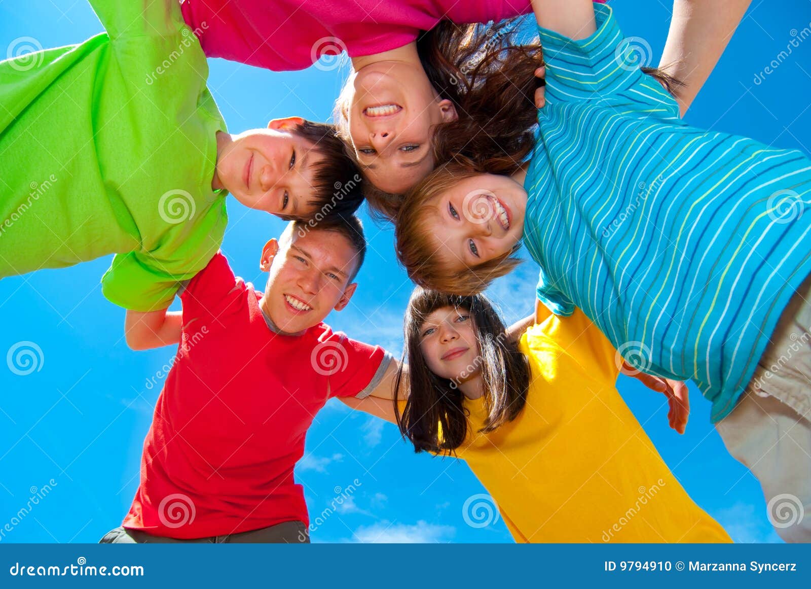 Enfants Heureux Dans Le Groupe Photo stock - Image du femelles, amitié ...