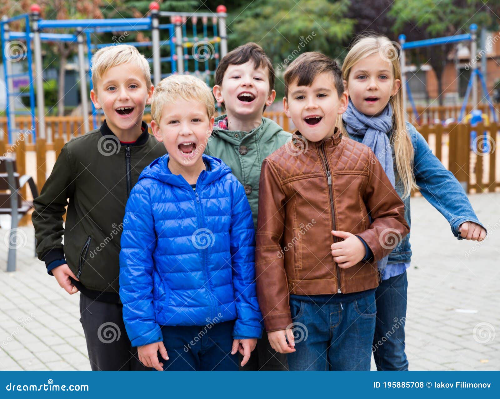 Enfants Heureux Sur Le Terrain De Jeu Photo Stock Image Du Dynamique