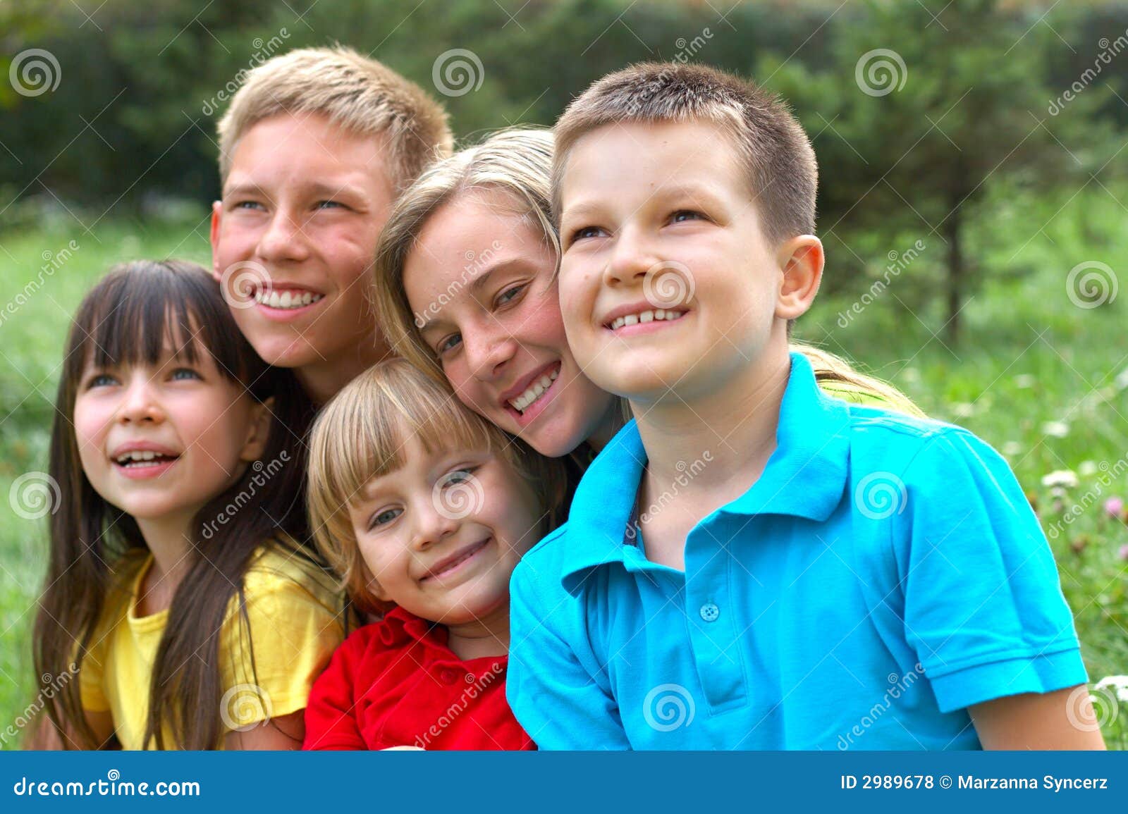 Enfants Heureux/visages De Sourire Photo stock - Image of occasionnel ...