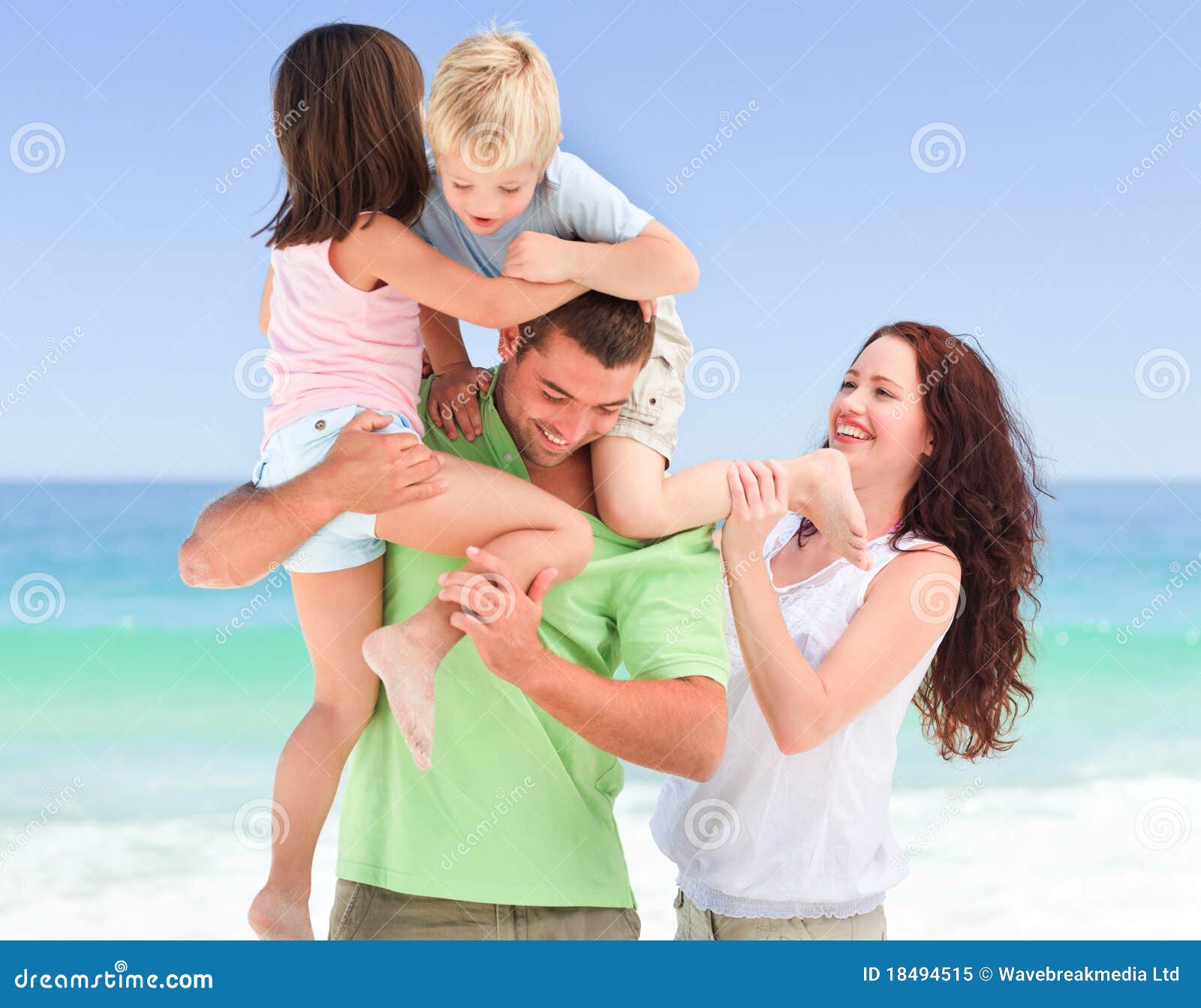 Enfants Jouant Avec Leurs Parents Image stock - Image du homme, océan ...