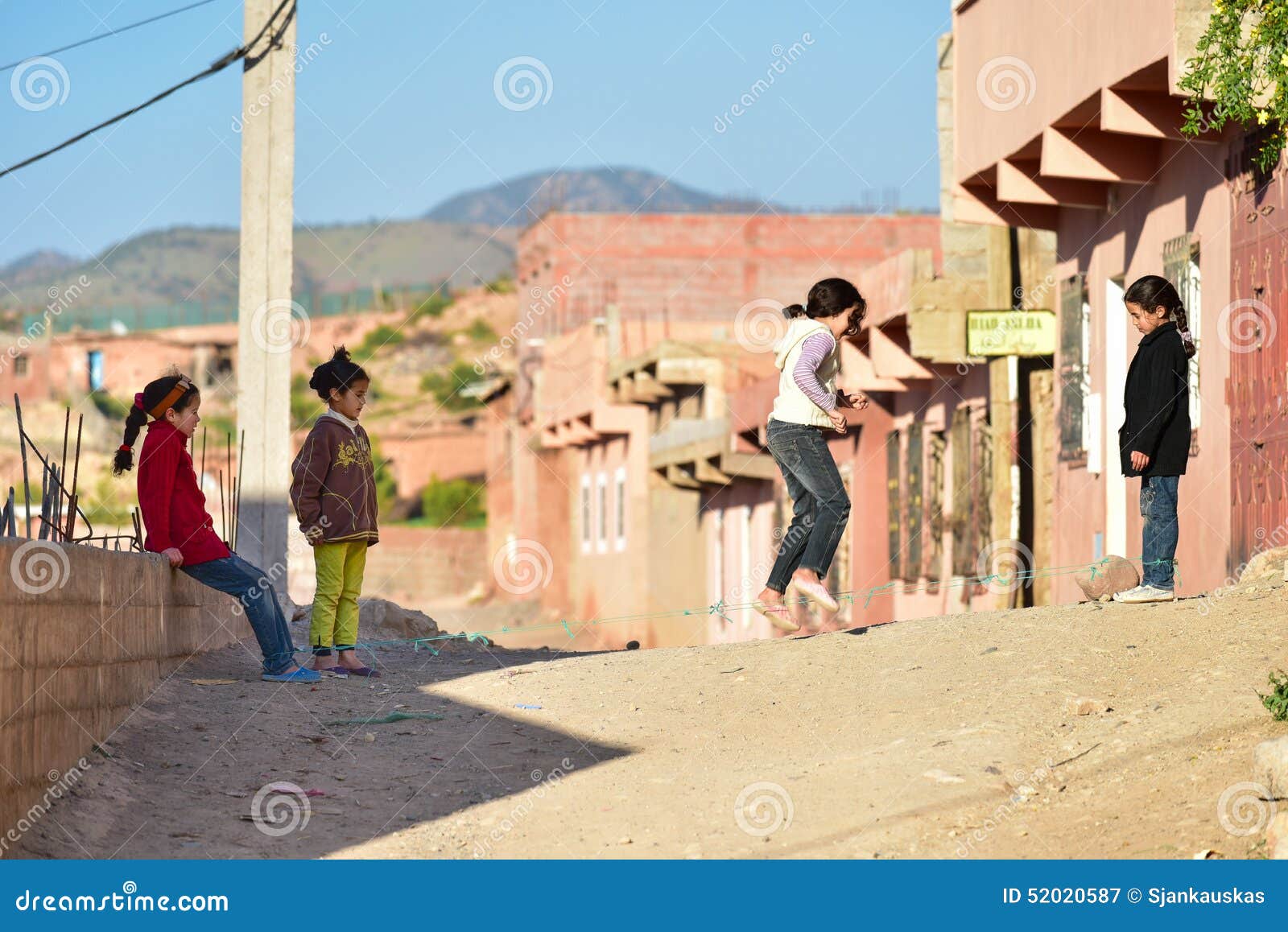 Enfants Jouant Dans La Rue Du Maroc Photographie éditorial - Image ...