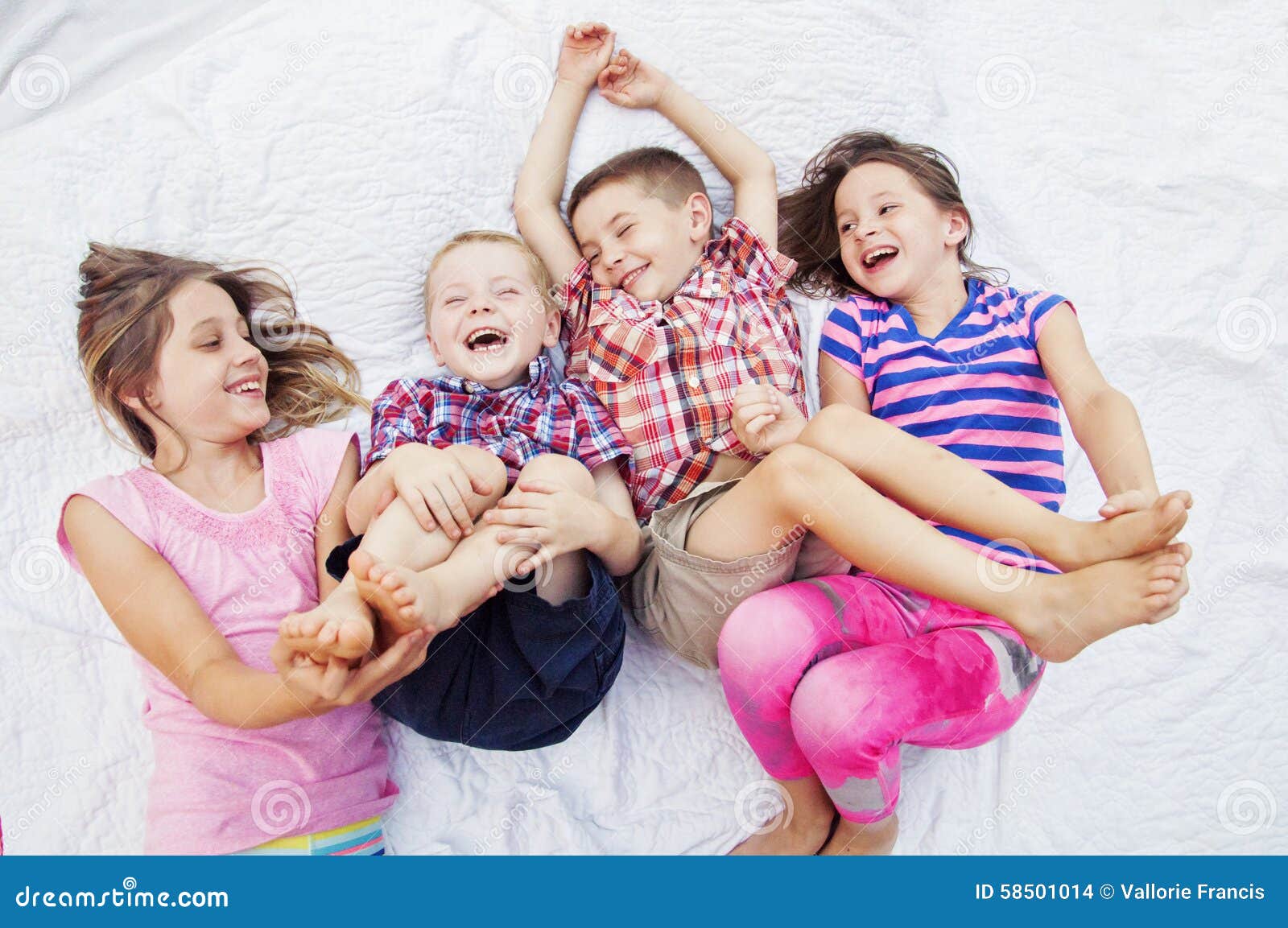 Enfants Jouant Le Chatouillement Riant Photo stock - Image du enfants ...