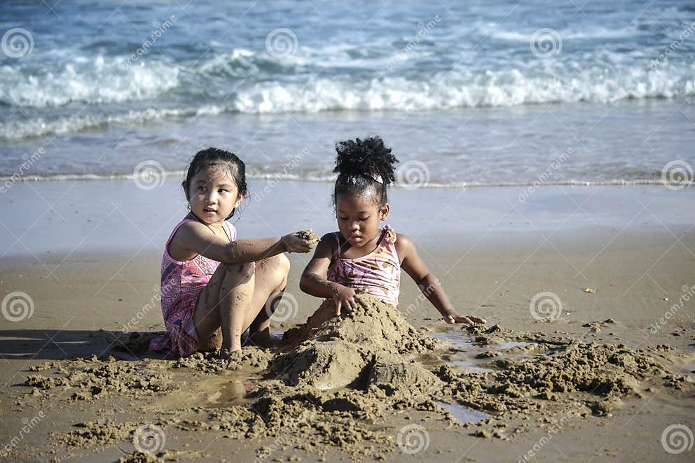Enfants Mignons Samusant Sur La Plage De Sable Dété Avec Plaisir L