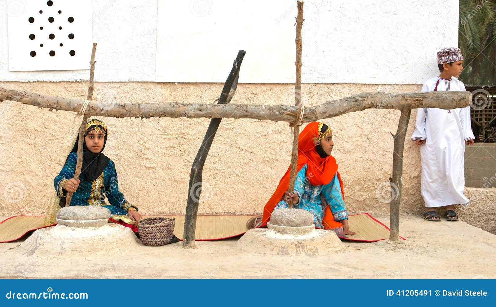 Enfants omanais photo éditorial. Image du image, culturel - 41205491