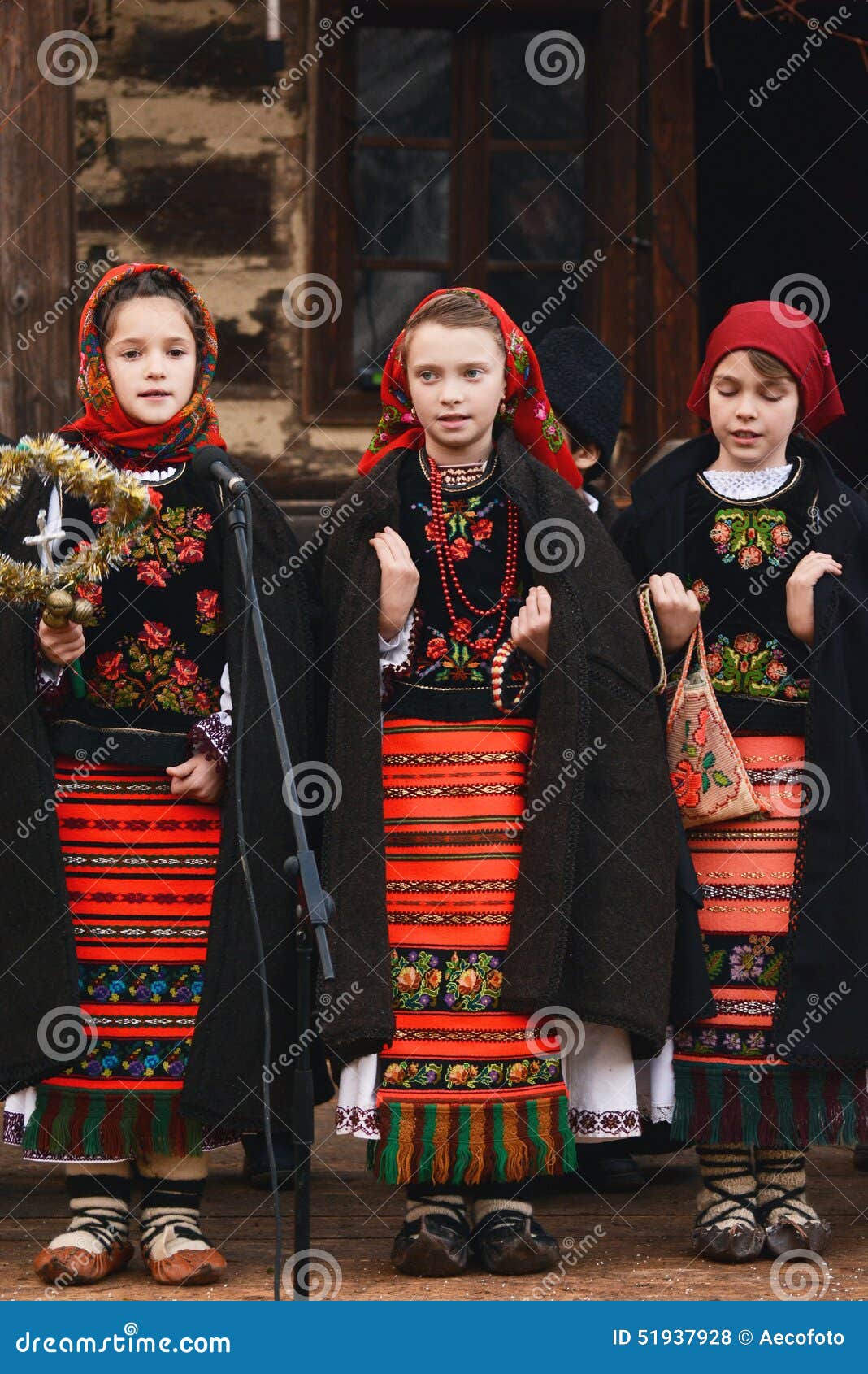 Enfants Roumains Dans Le Costume De Folklore Photo stock éditorial ...