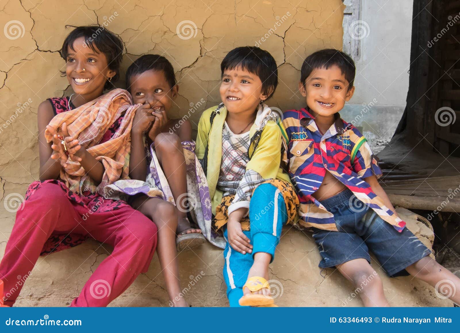 Enfants souriant et riant photo stock éditorial. Image du joyeux - 63346493