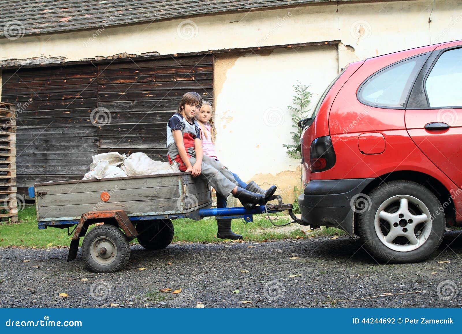 Enfants sur le chariot photo stock. Image du enfants - 44244692