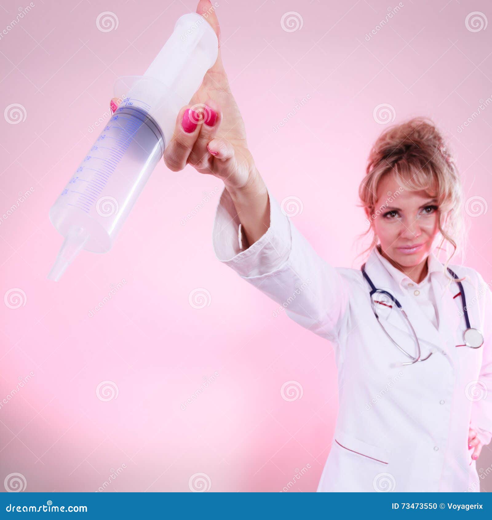 Enfermeira Com Seringa Grande Foto de Stock - Imagem de agulha, ajuda ...