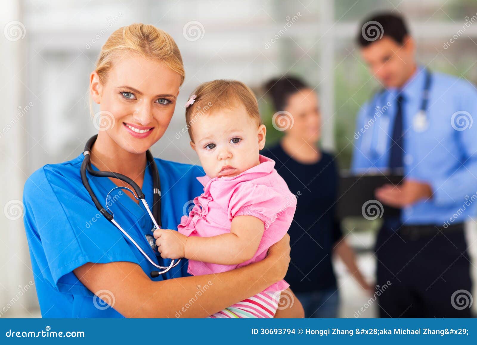 Enfermeira Que Guardara O Bebê Foto de Stock - Imagem de sorrir ...