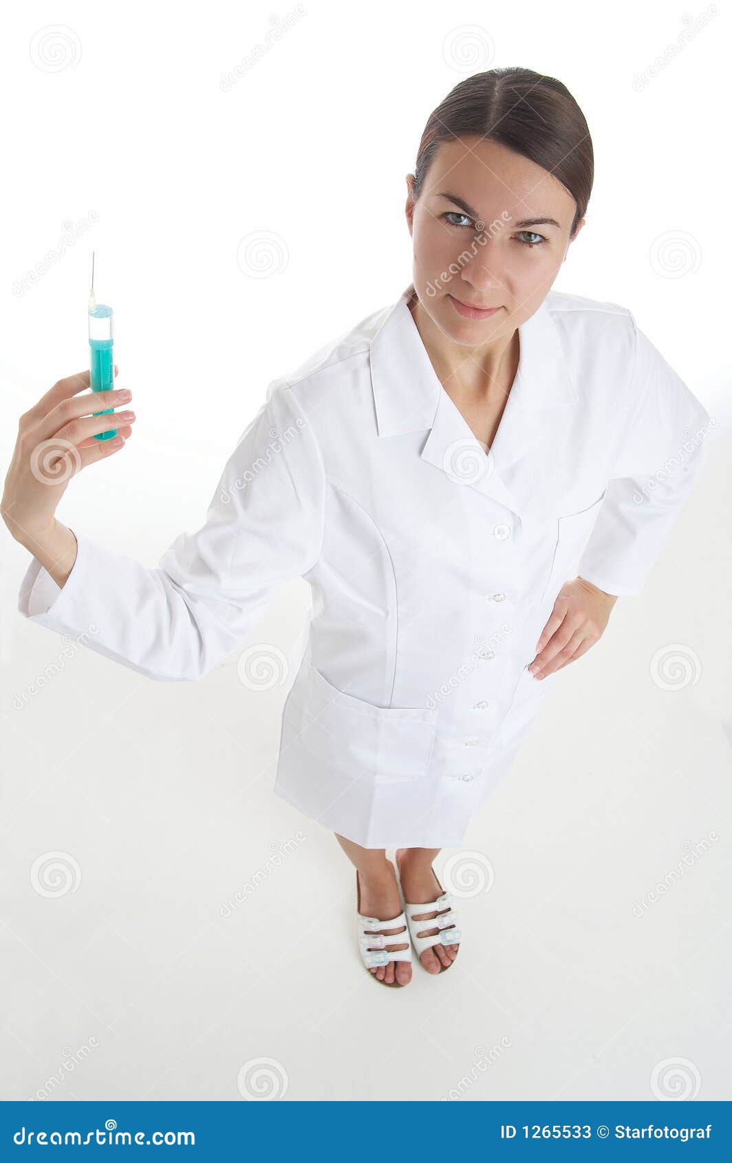 Enfermera con la inyección imagen de archivo. Imagen de hospital - 1265533