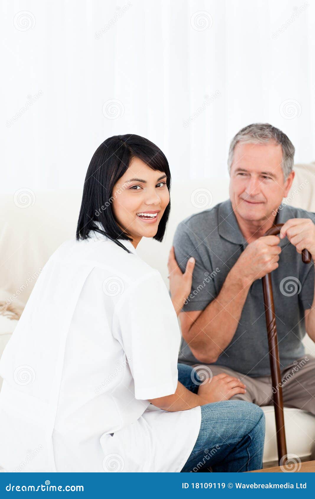 Enfermera con su paciente imagen de archivo. Imagen de casero - 18109119