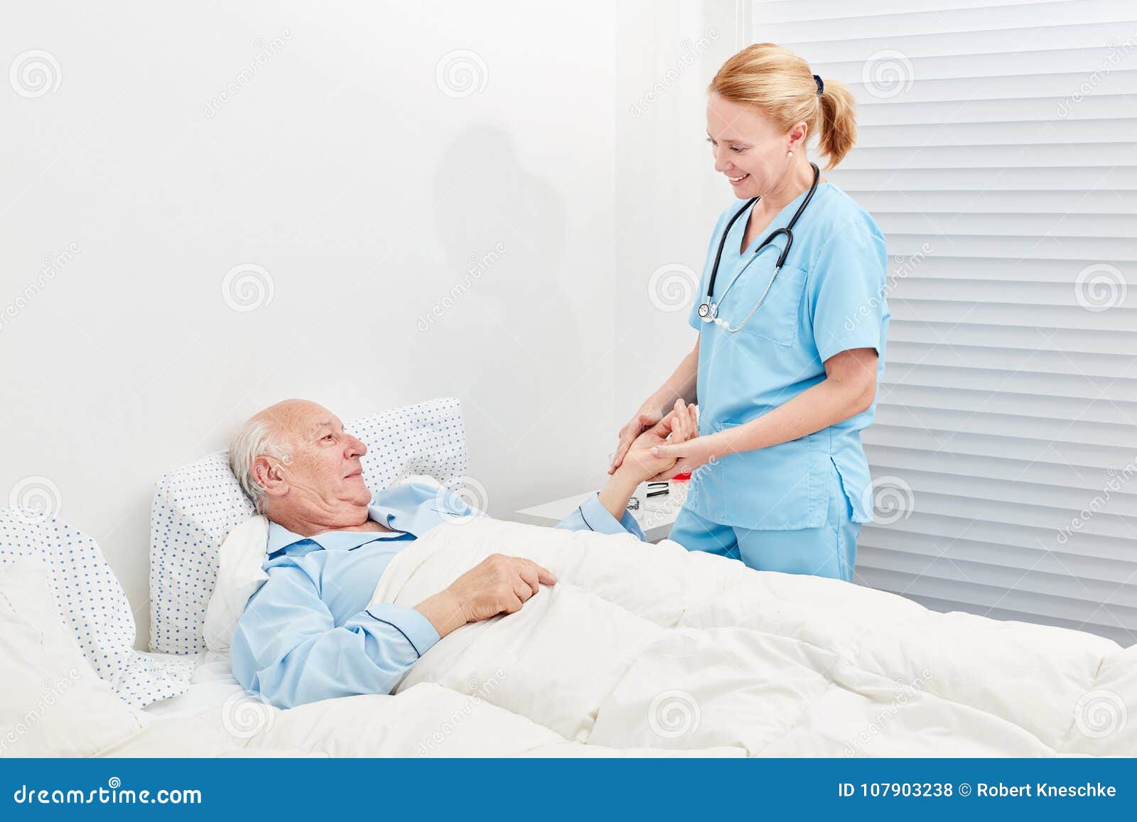 Enfermera Cuidada Para El Mayor Postrado En Cama Foto de archivo ...