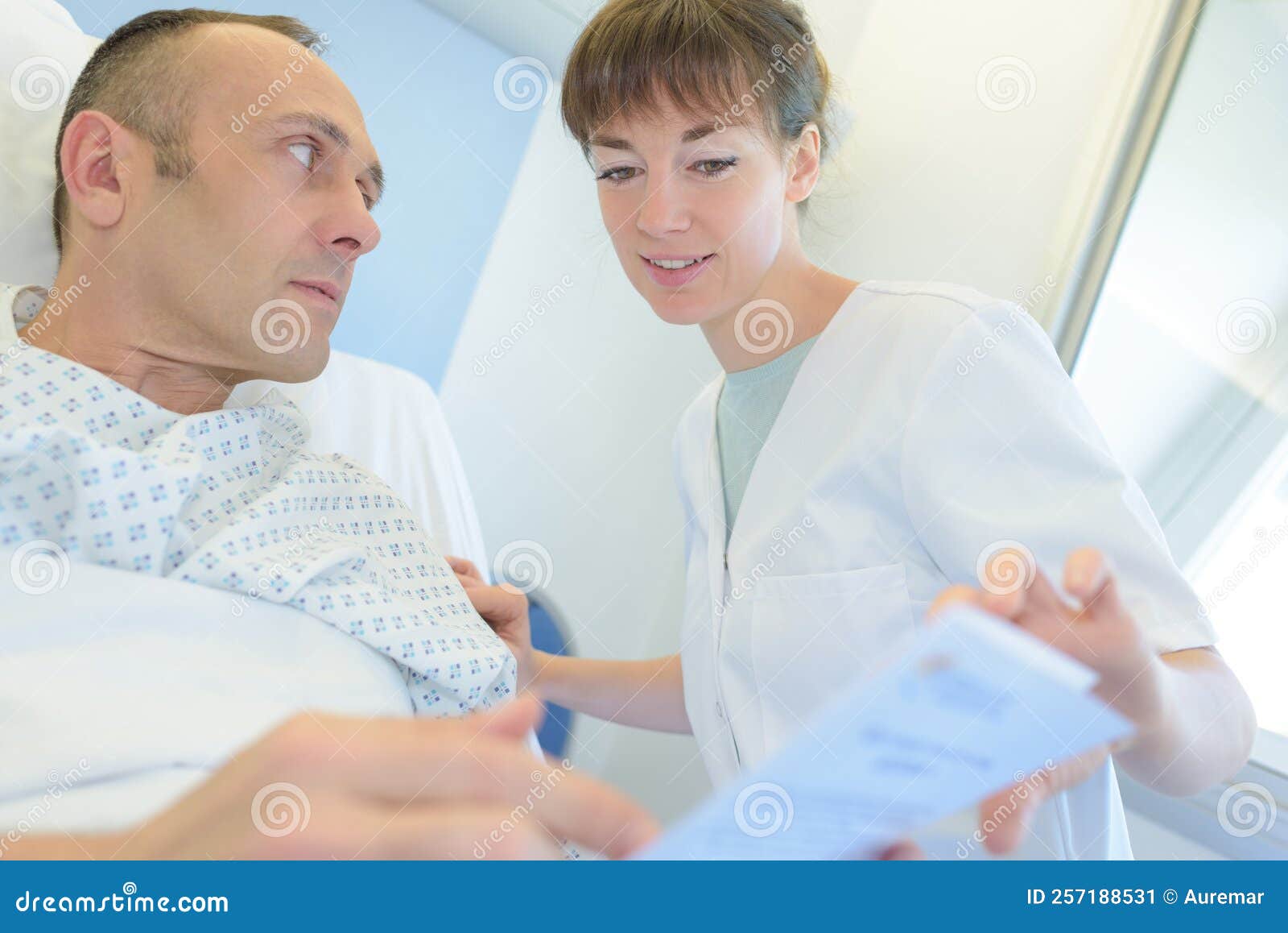 Enfermera De Retrato Hablando Con El Paciente Imagen de archivo ...