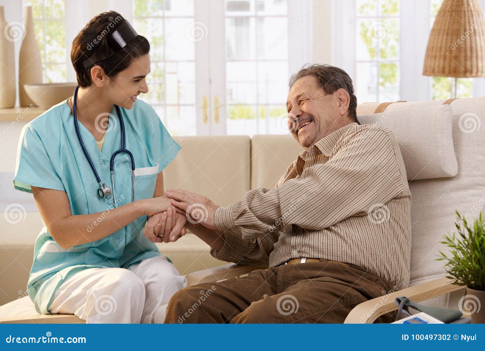 Enfermera Feliz Y Paciente Mayor Foto de archivo - Imagen de ayuda ...