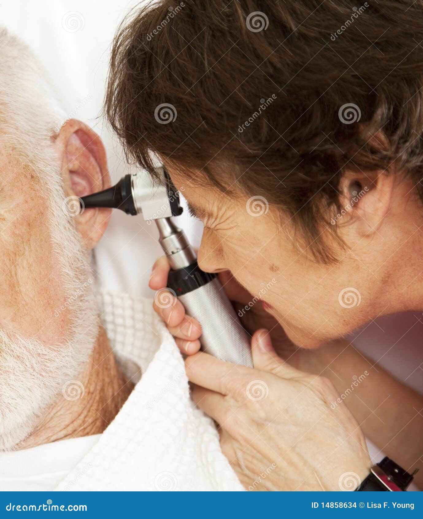 Enfermera O El Doctor Using Otoscope Foto de archivo - Imagen de maduro ...