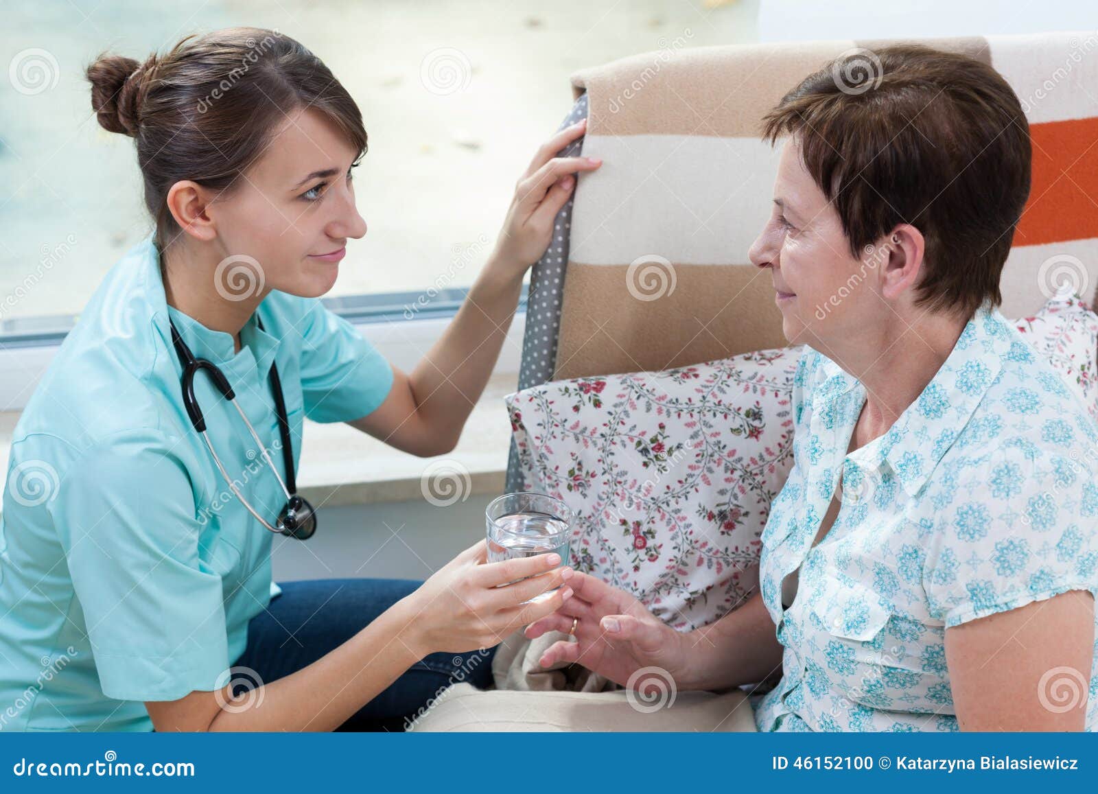 Enfermera Que Ayuda a Su Paciente Foto de archivo - Imagen de visita ...