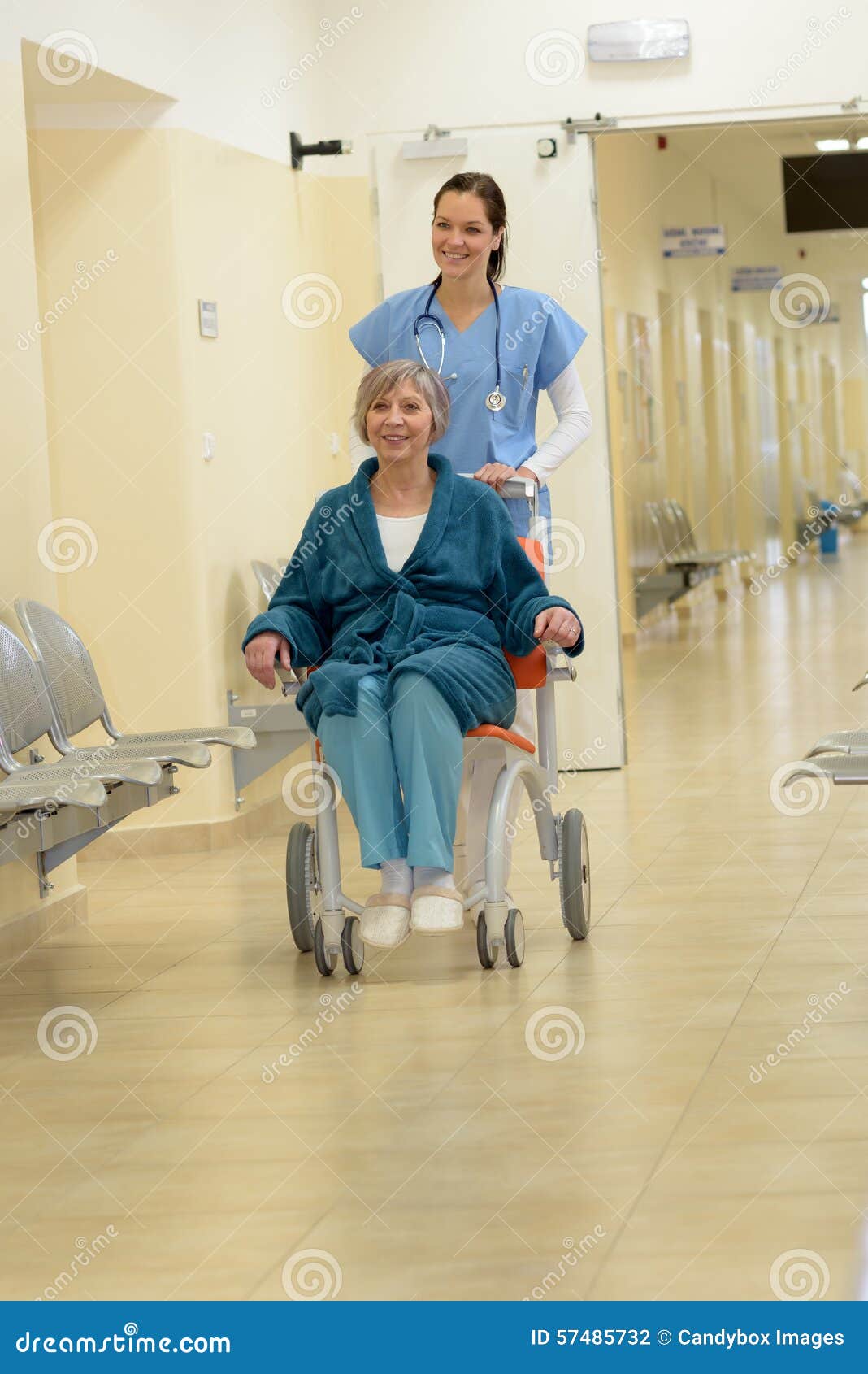 Enfermera Que Empuja Al Paciente En Silla De Ruedas Foto de archivo ...