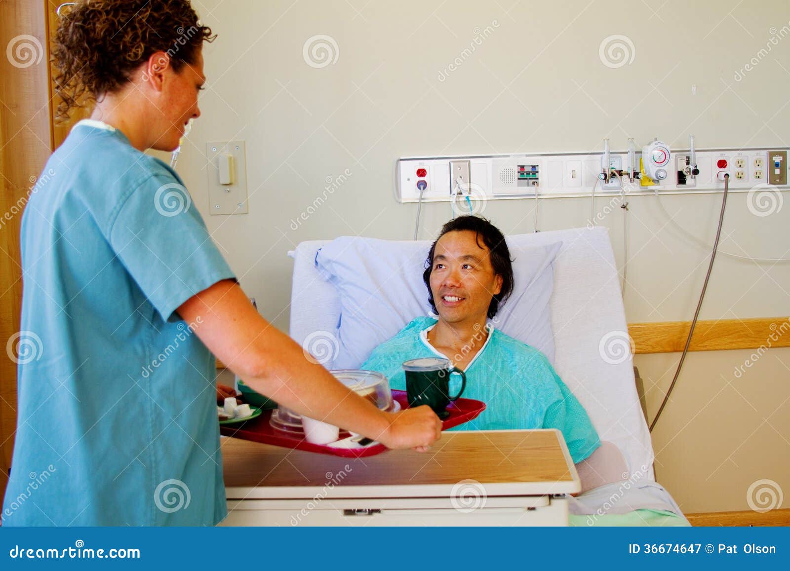 Enfermera Que Entrega La Comida Al Paciente Imagen de archivo - Imagen ...