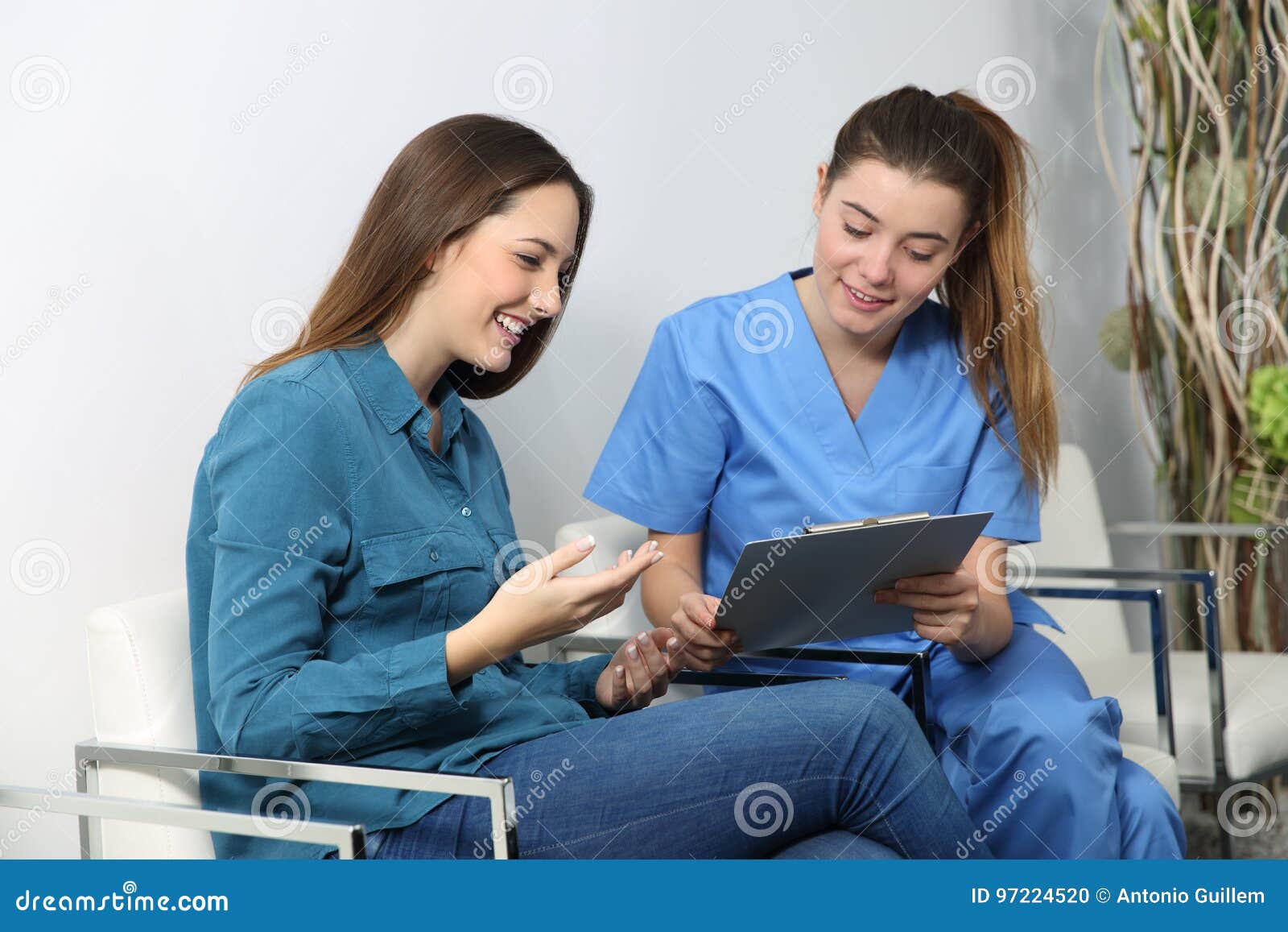 Enfermera Que Explica Procedimiento Médico a Un Paciente Foto de ...