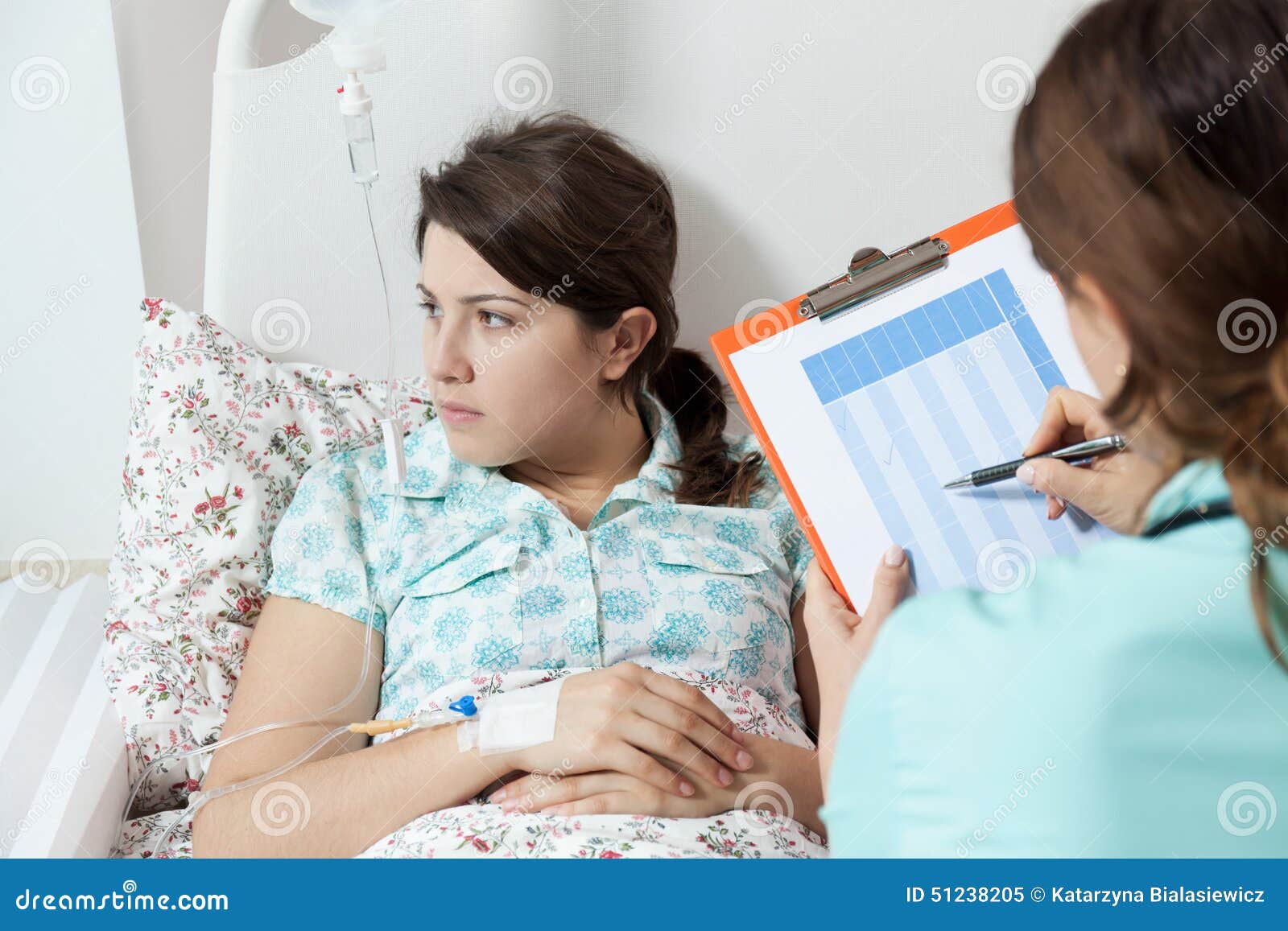 Enfermera Que Habla Con El Paciente Enfermo Imagen de archivo - Imagen ...