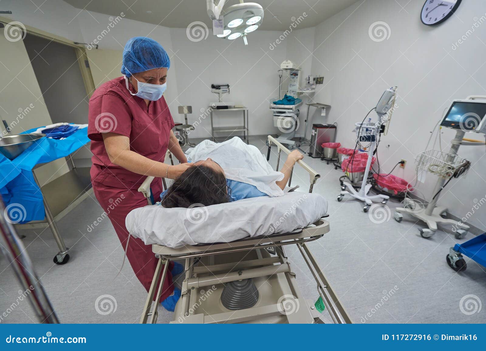 Enfermera Que Prepara Al Paciente a La Cirugía Foto de archivo - Imagen ...