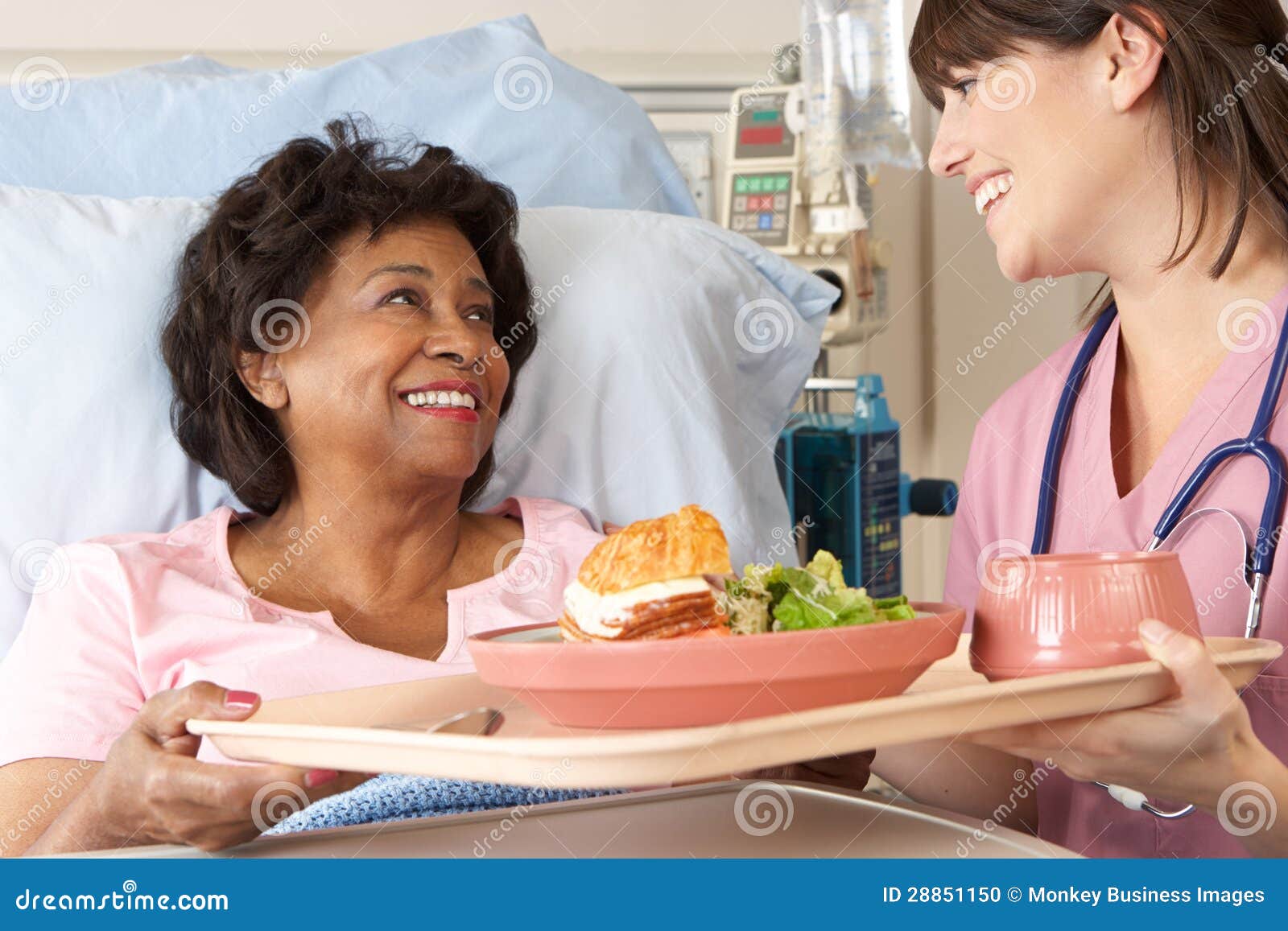 Enfermera Que Sirve La Comida Paciente Femenina Mayor En Cama De ... Enfermera Que Sirve La Comida Paciente Femenina Mayor En Cama De ...
