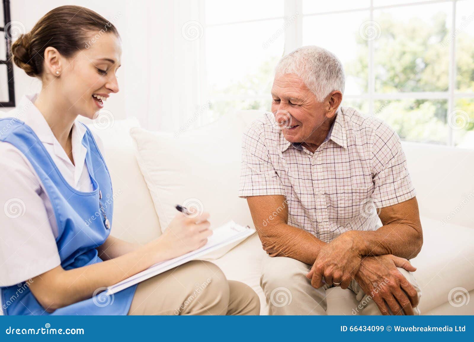 Enfermera Que Toma Cuidado Del Paciente Mayor Enfermo Imagen de archivo ...