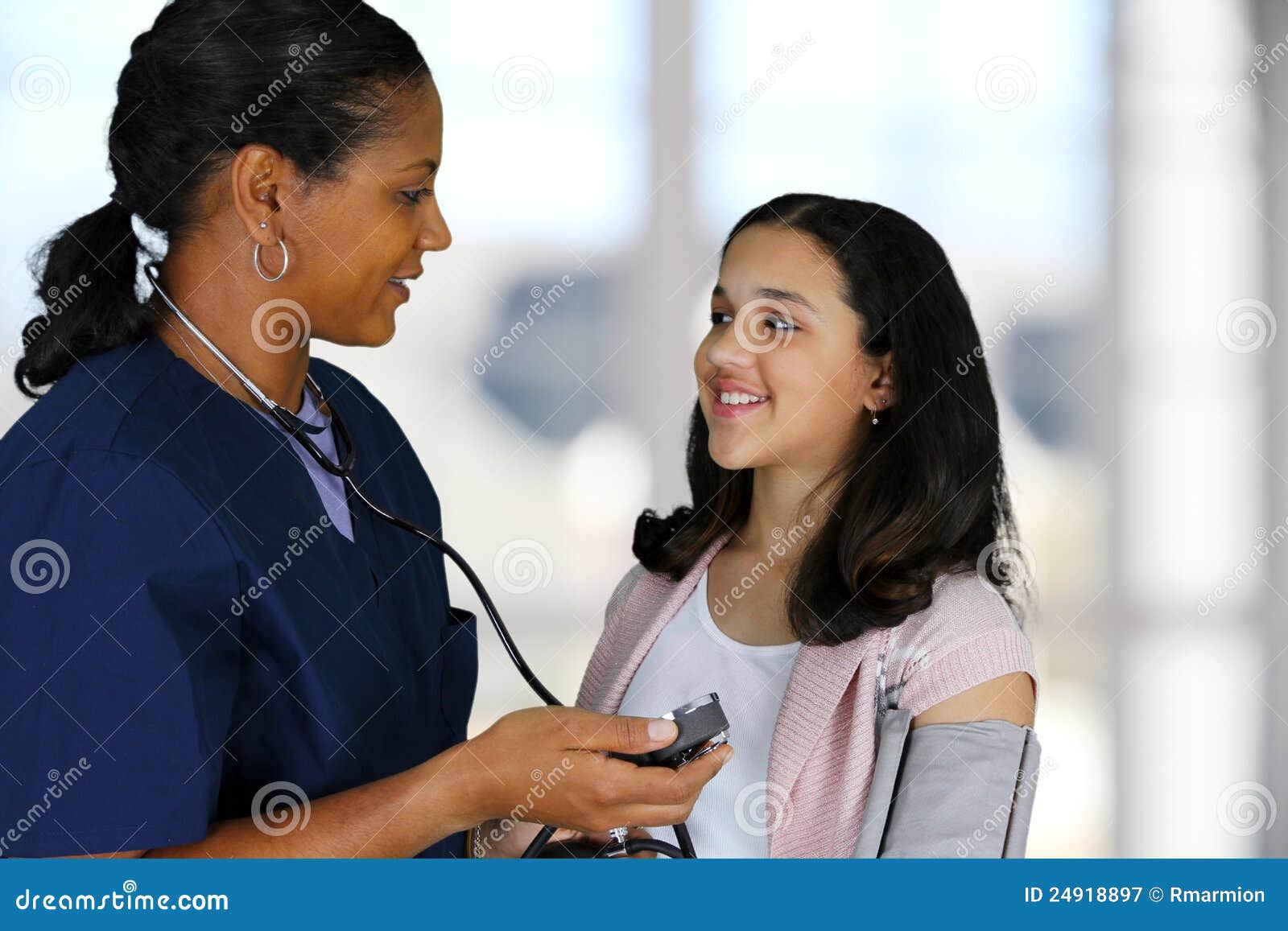 Enfermera y paciente imagen de archivo. Imagen de raza - 24918897