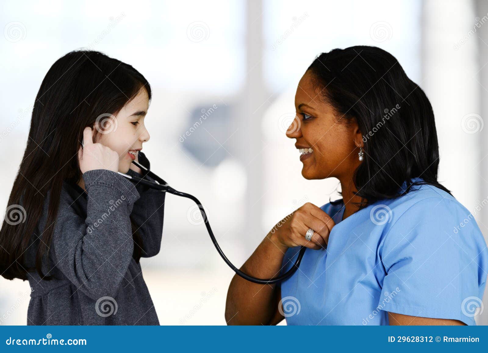 Enfermera y paciente foto de archivo. Imagen de oficina - 29628312