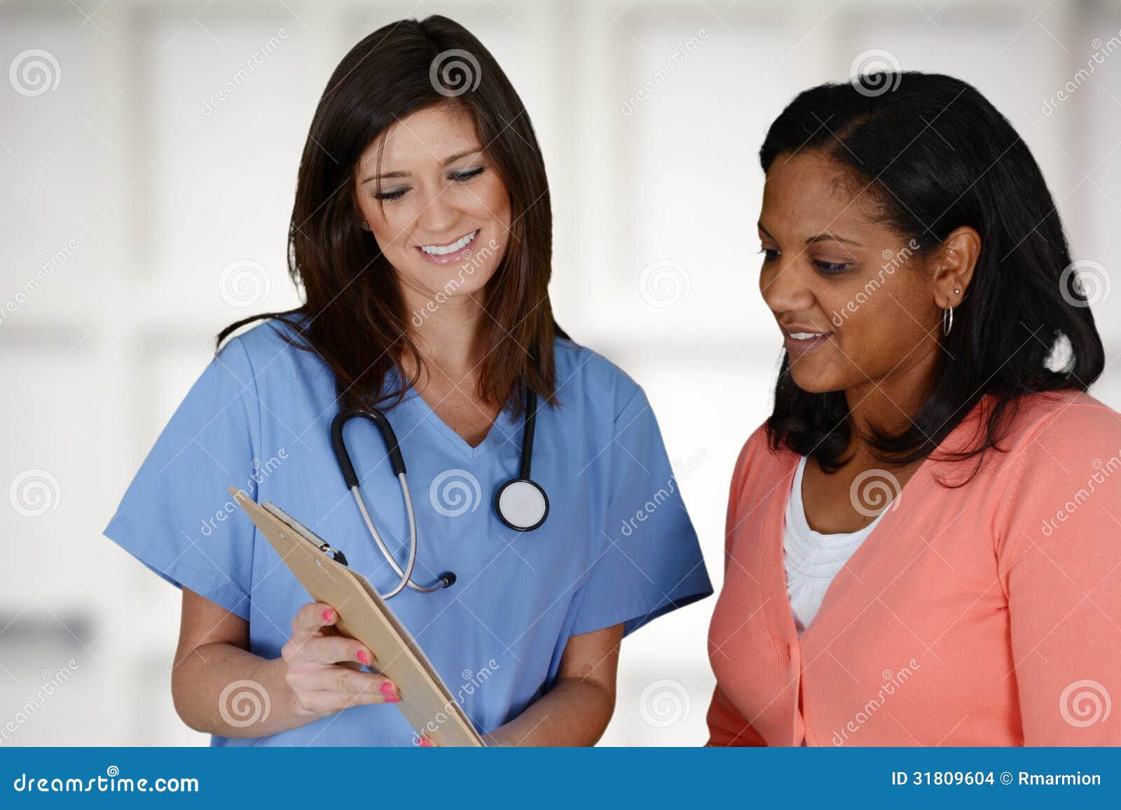 Enfermera y paciente foto de archivo. Imagen de feliz - 31809604