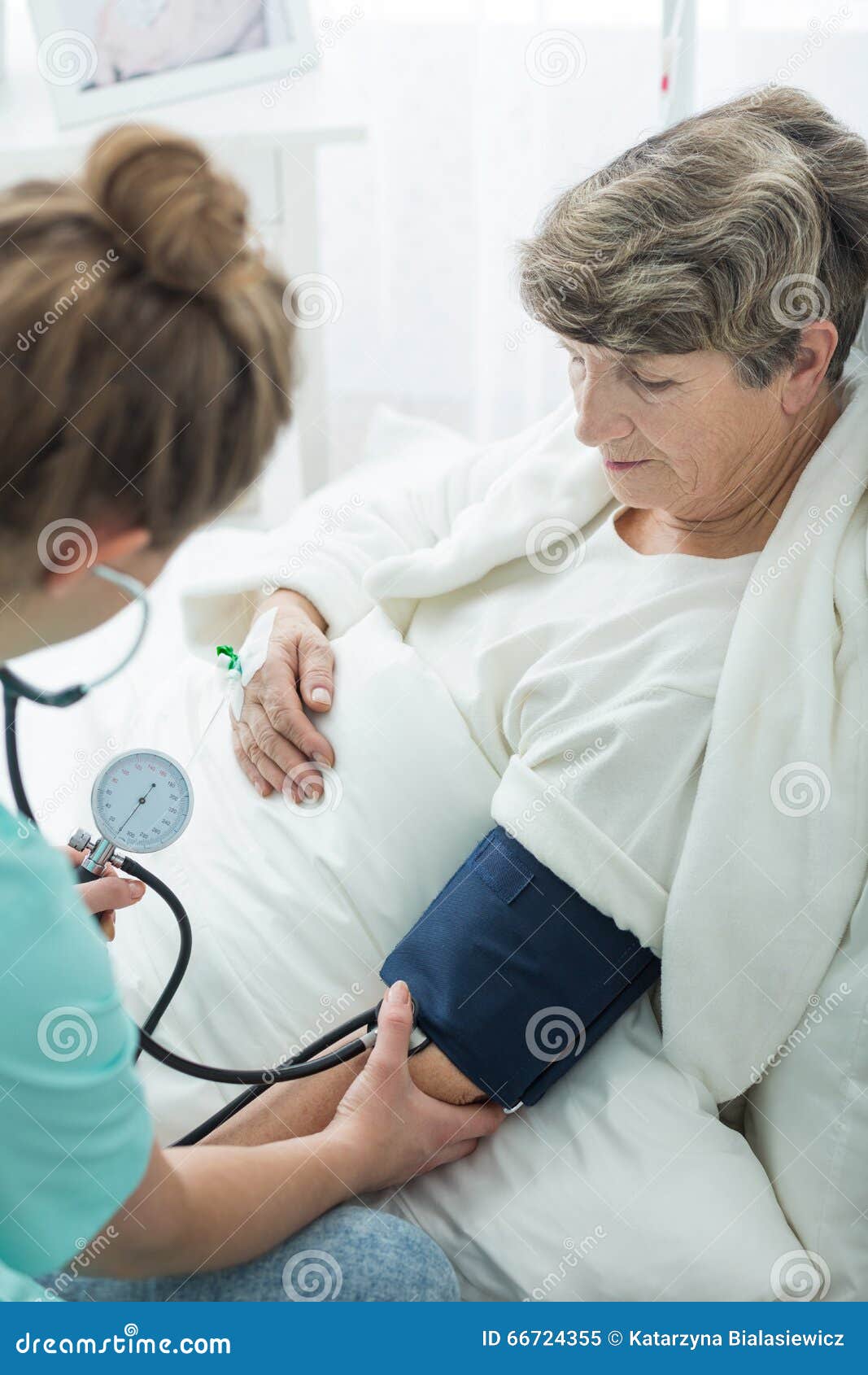 Enfermera y paciente imagen de archivo. Imagen de sangre - 66724355