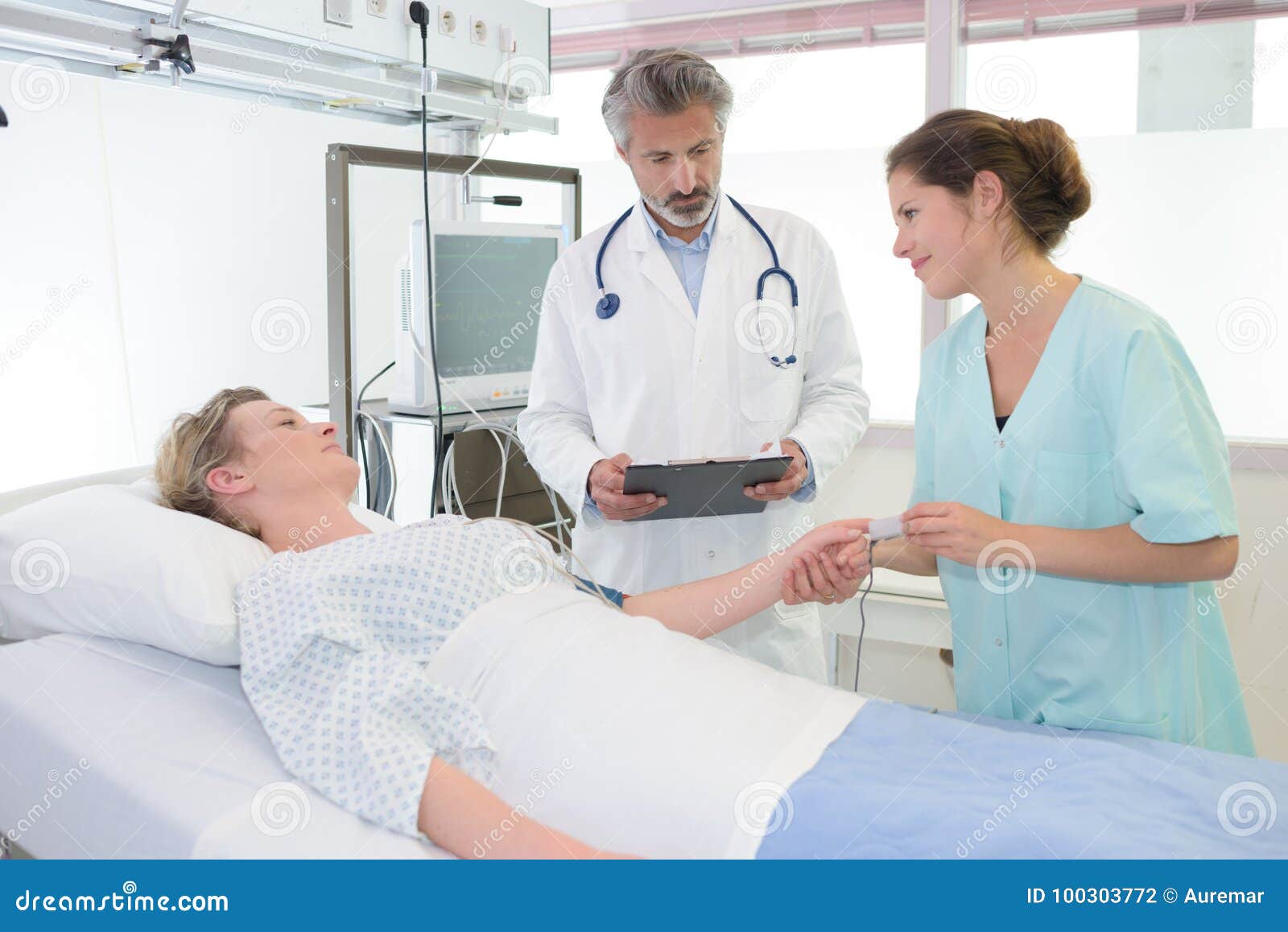 Enfermera Y Paciente Del Doctor Foto de archivo - Imagen de ...