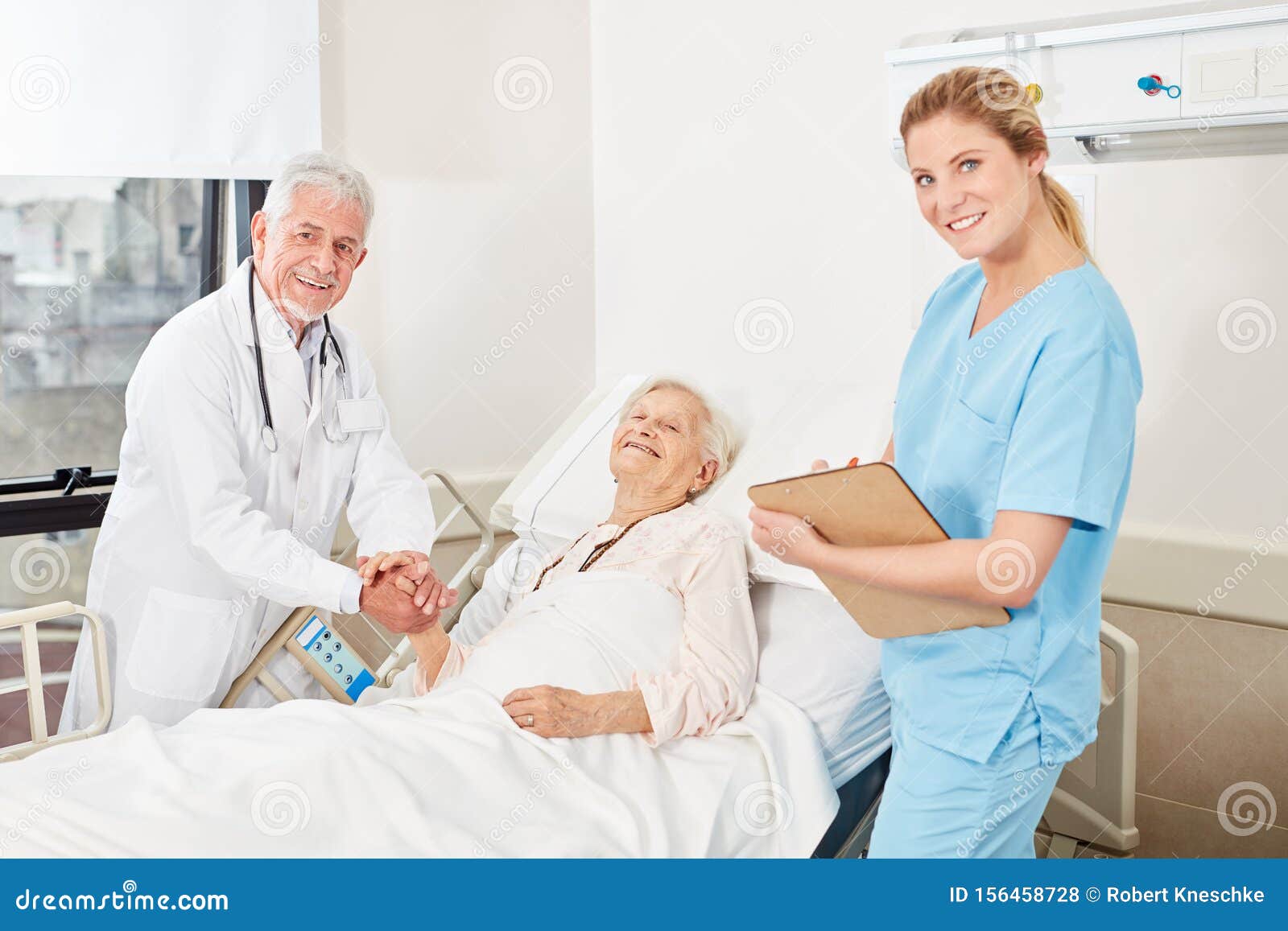 Enfermo En Cama Como Paciente Satisfecho Foto de archivo - Imagen de ...