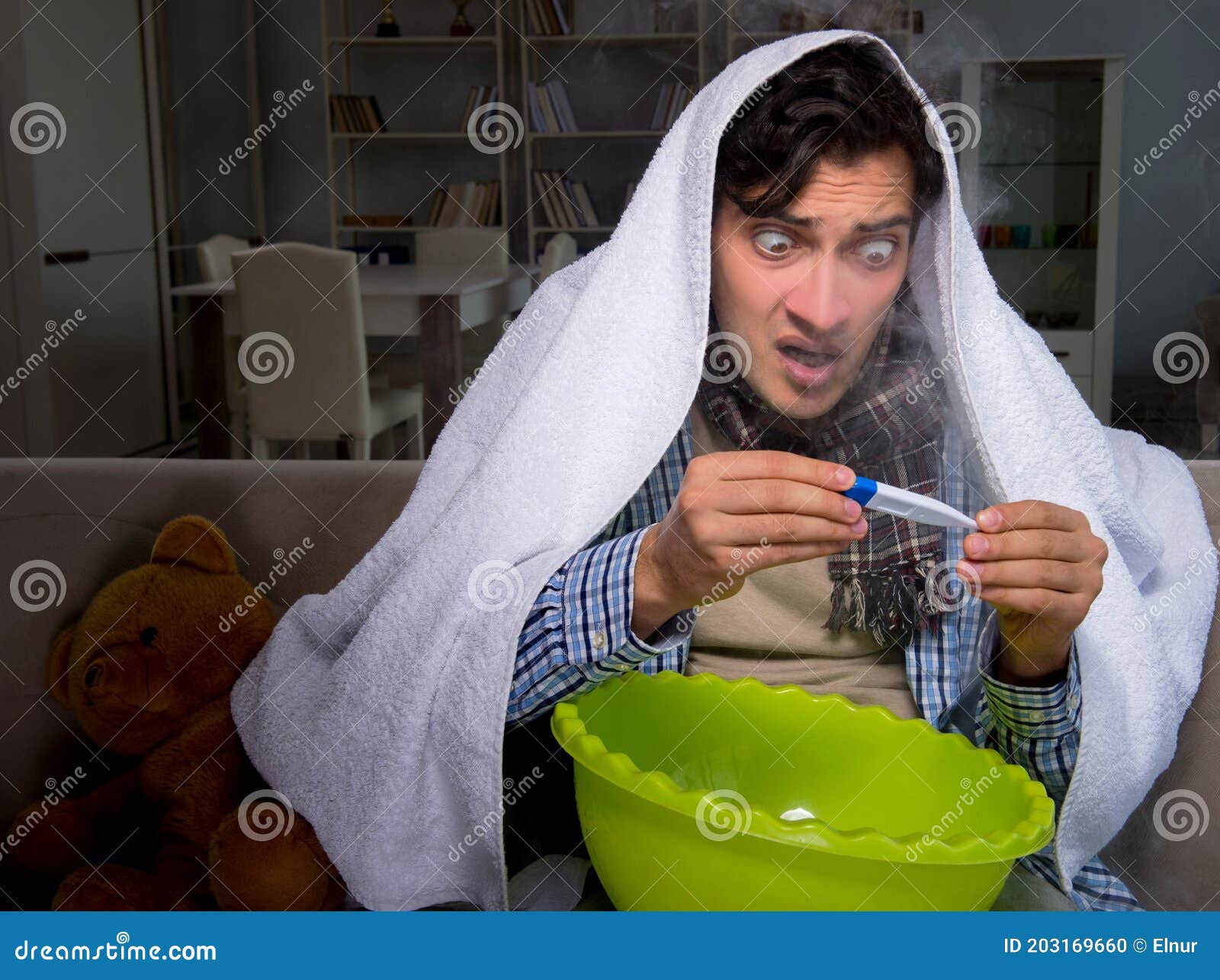 Enfermo Inhalando De Noche En Casa Foto de archivo - Imagen de enfermo ...