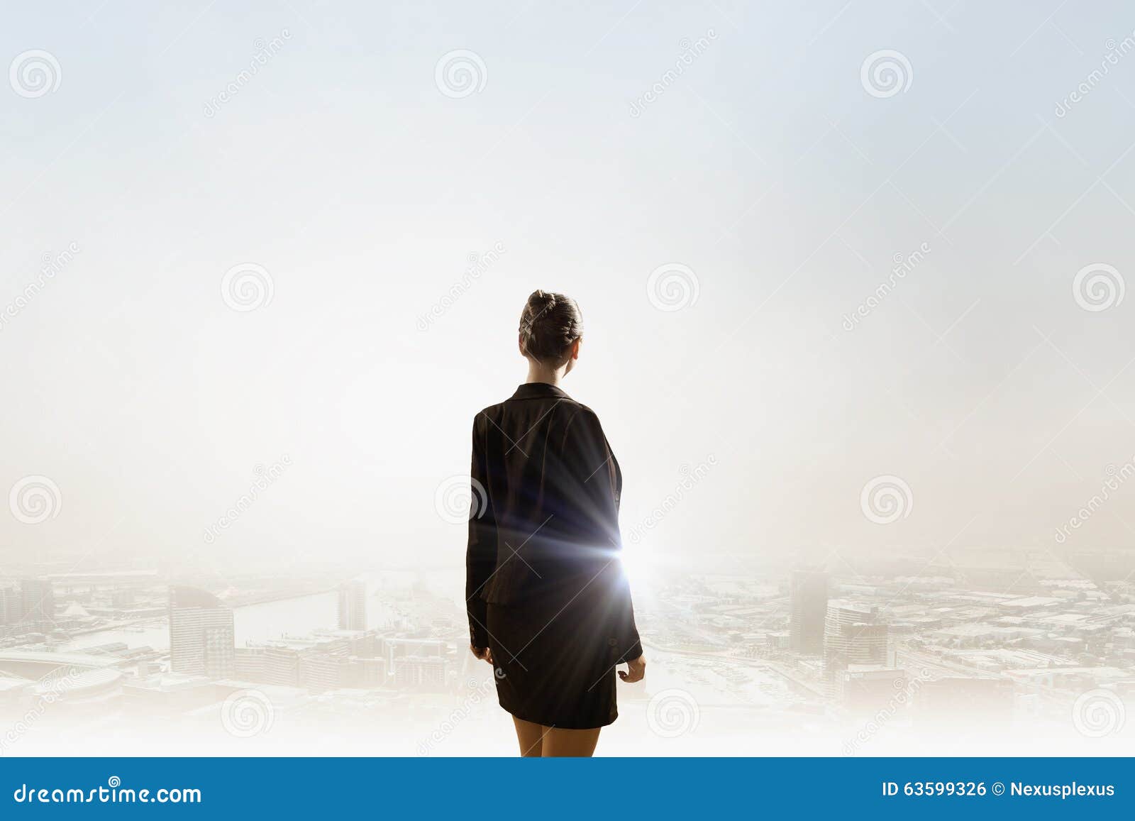 Enfrentando o dia novo foto de stock. Imagem de mala - 63599326