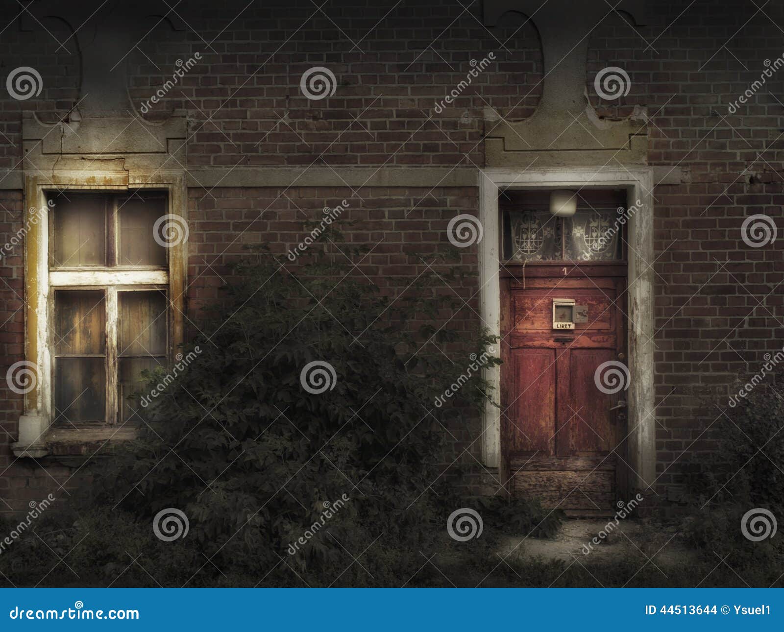 Eng huis stock foto. Image of ingang, structuur, ruïnes - 44513644