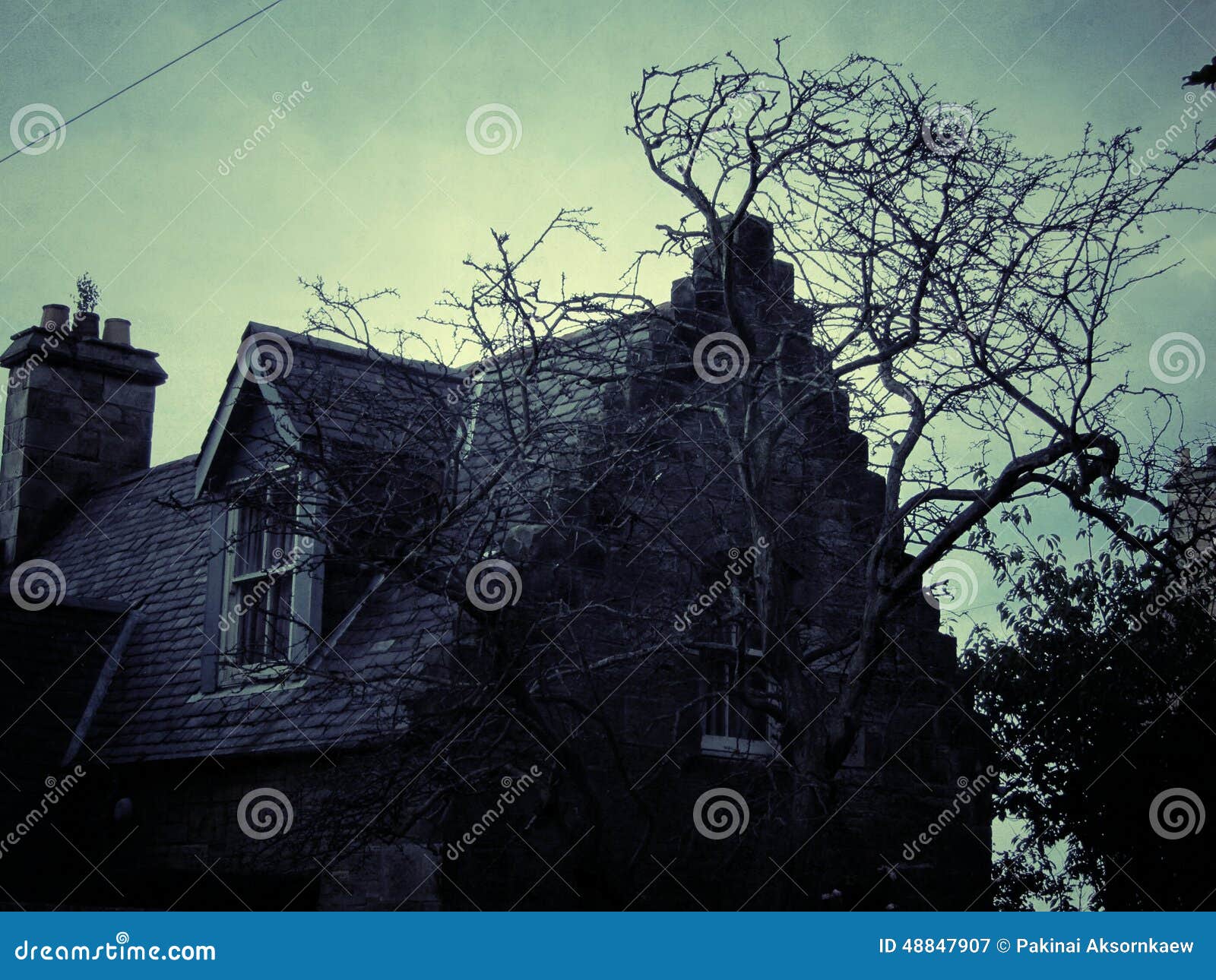 Eng oud huis in Schotland redactionele fotografie. Image of ingang ...