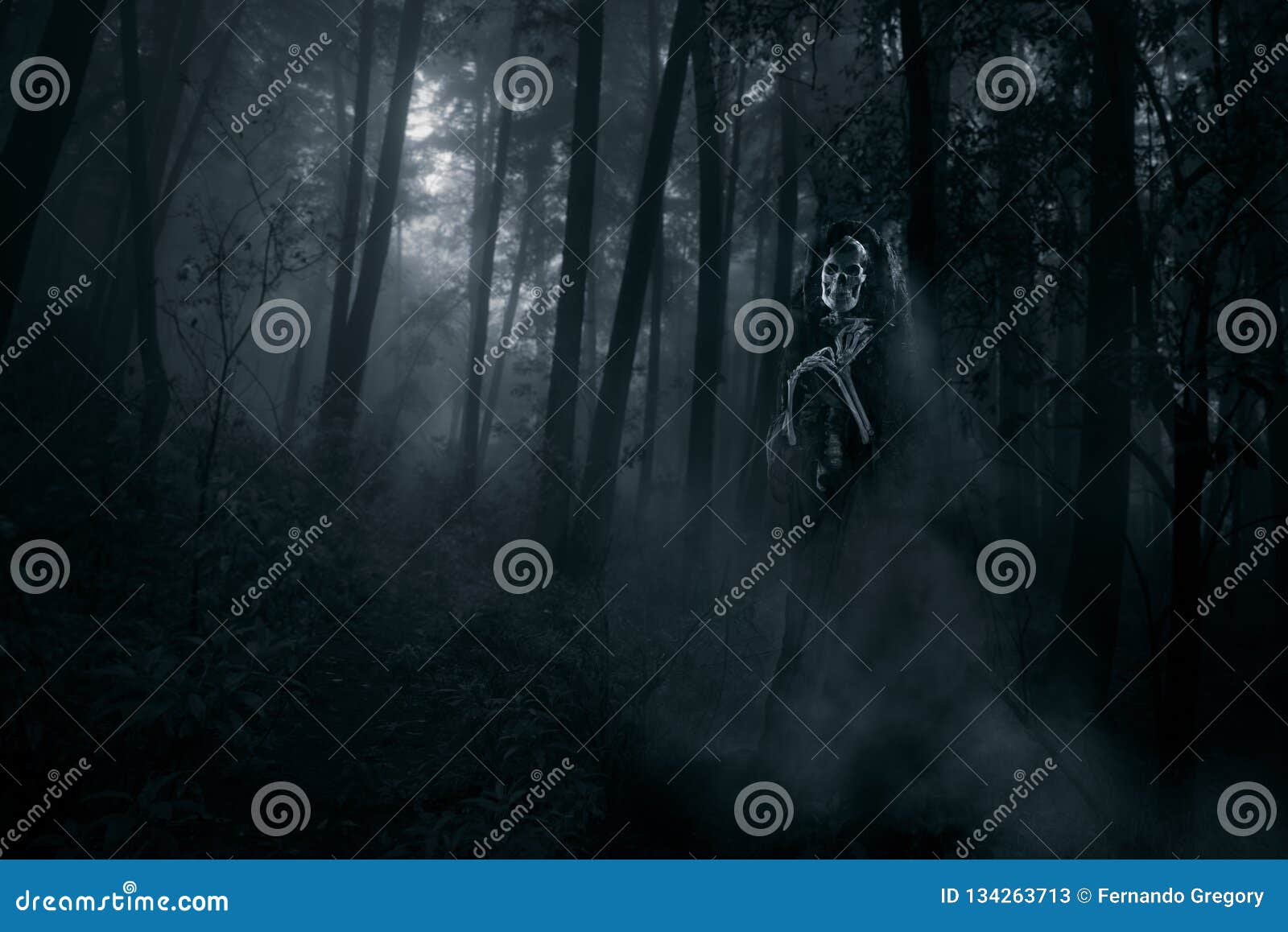 Eng spook in het hout stock afbeelding. Image of neiging - 134263713