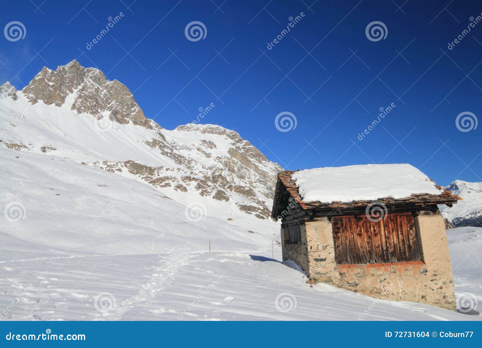 Engadina - la Svizzera fotografia stock. Immagine di montagna - 72731604