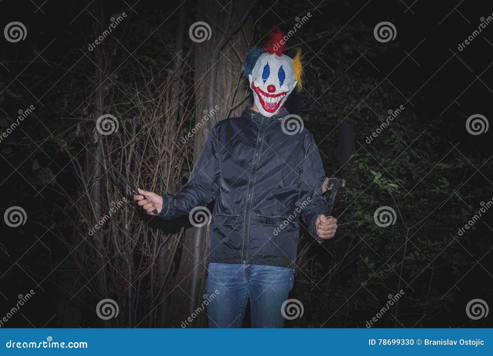 Enge Clown in Hout Met Mes En Bijl Stock Foto - Image of vrees, jasje ...